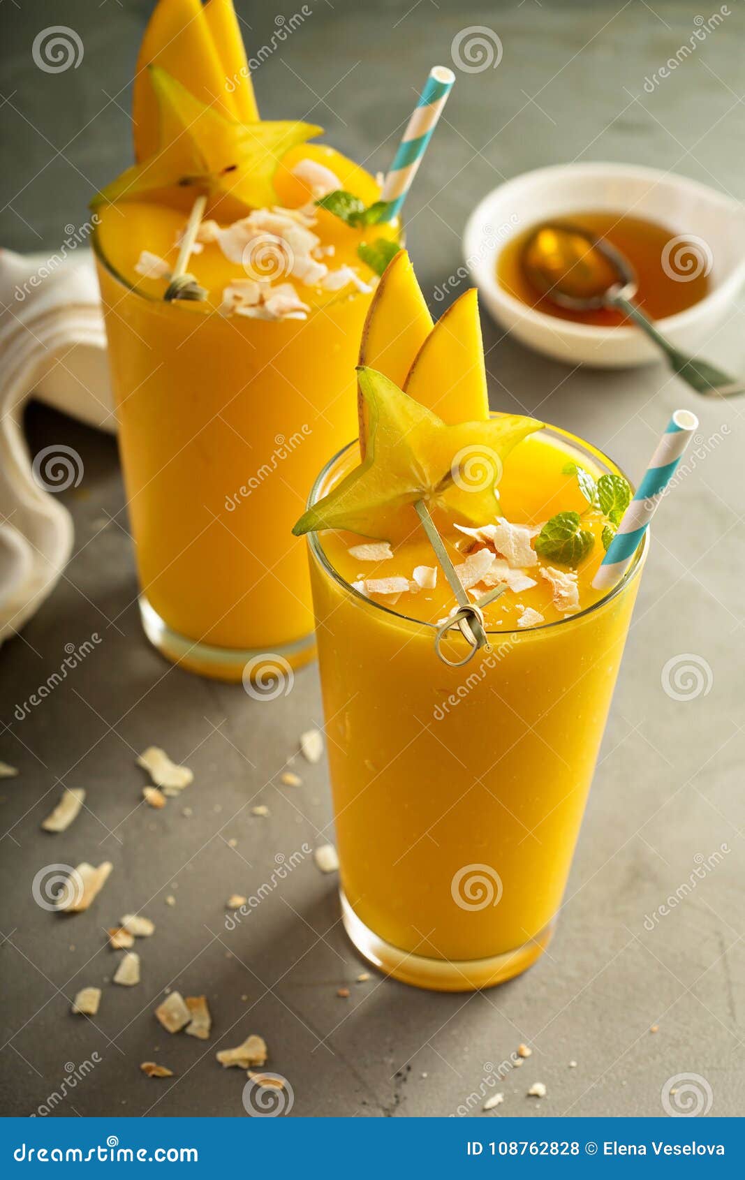 Smoothie Del Mango Con La Miel Y El Coco Foto de archivo - Imagen de ...