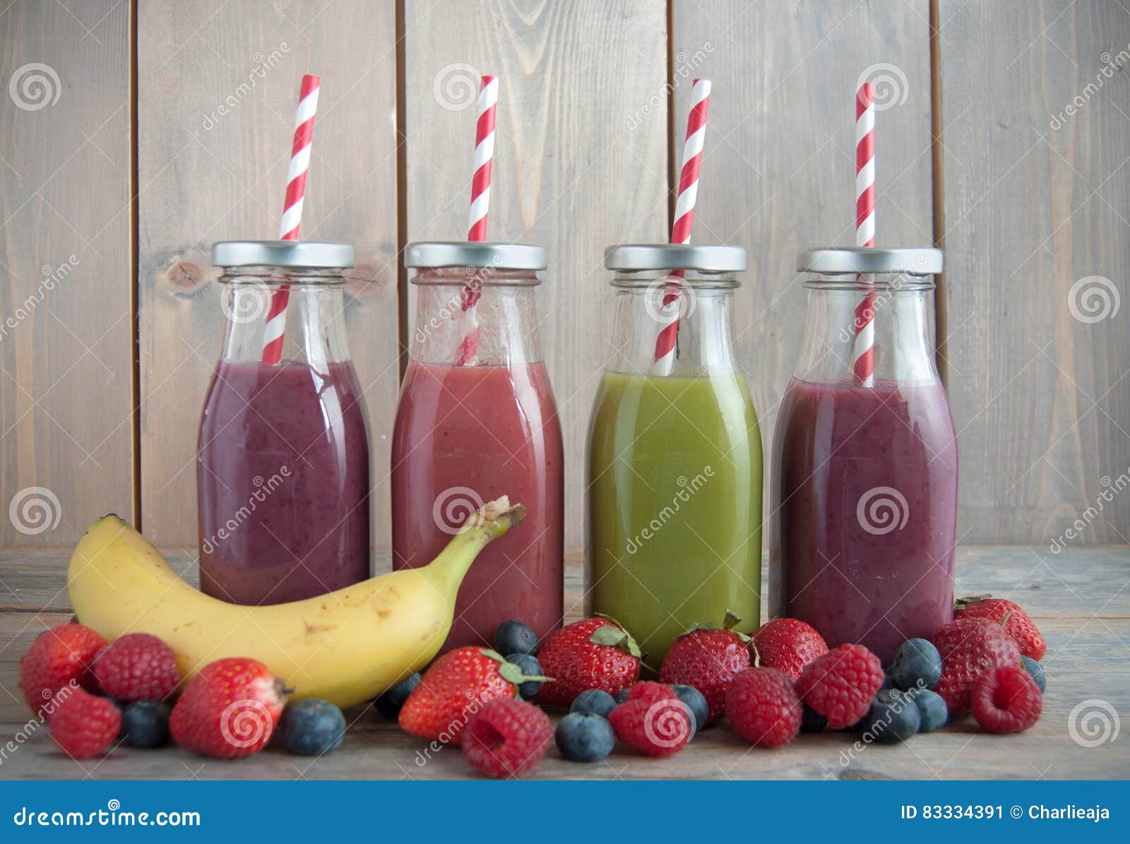 Smoothies Condimentados En Botellas Imagen de archivo - Imagen de fresa ...