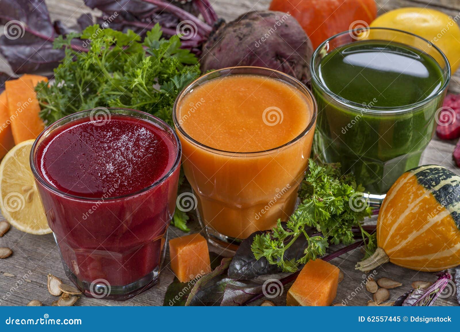 Smoothies et jus image stock. Image du rouge, désintoxication - 62557445