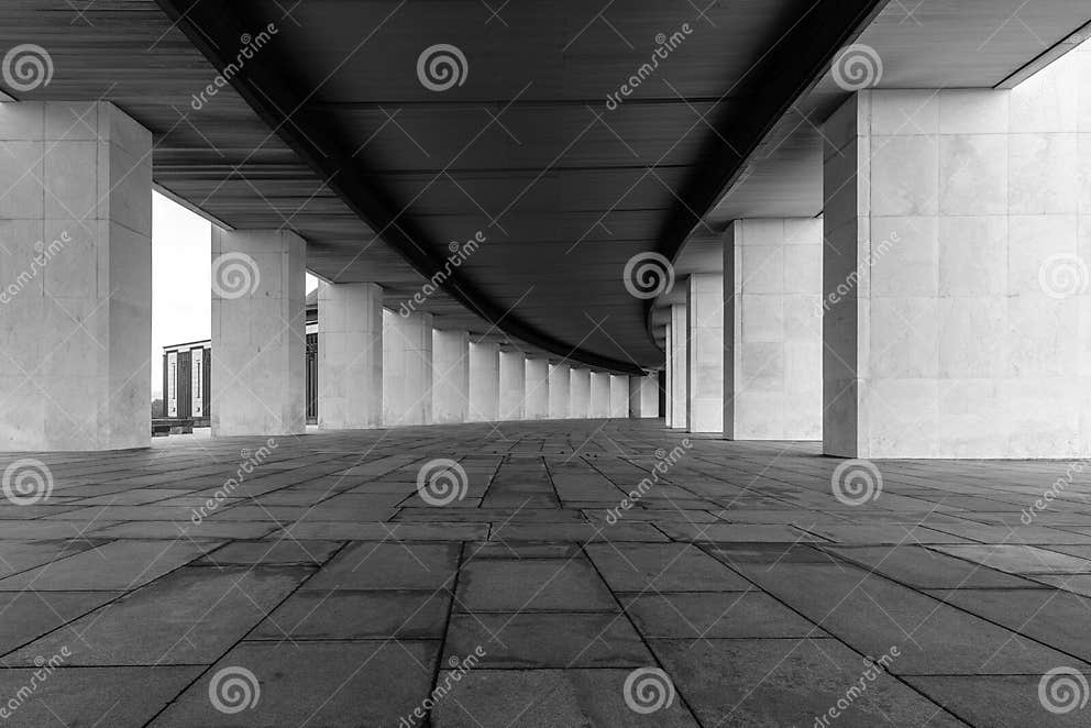 A Smoothly Curved Gallery with Rectangular Vertical Light Columns of ...