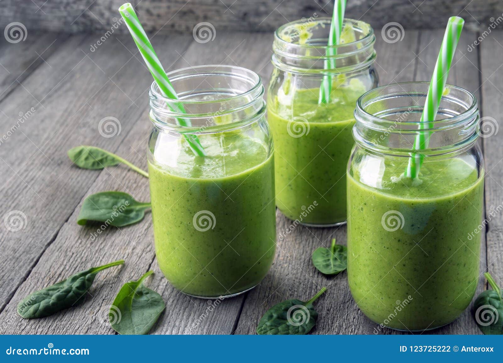 Smooties Verdes Del Superfood Foto de archivo - Imagen de frescura ...