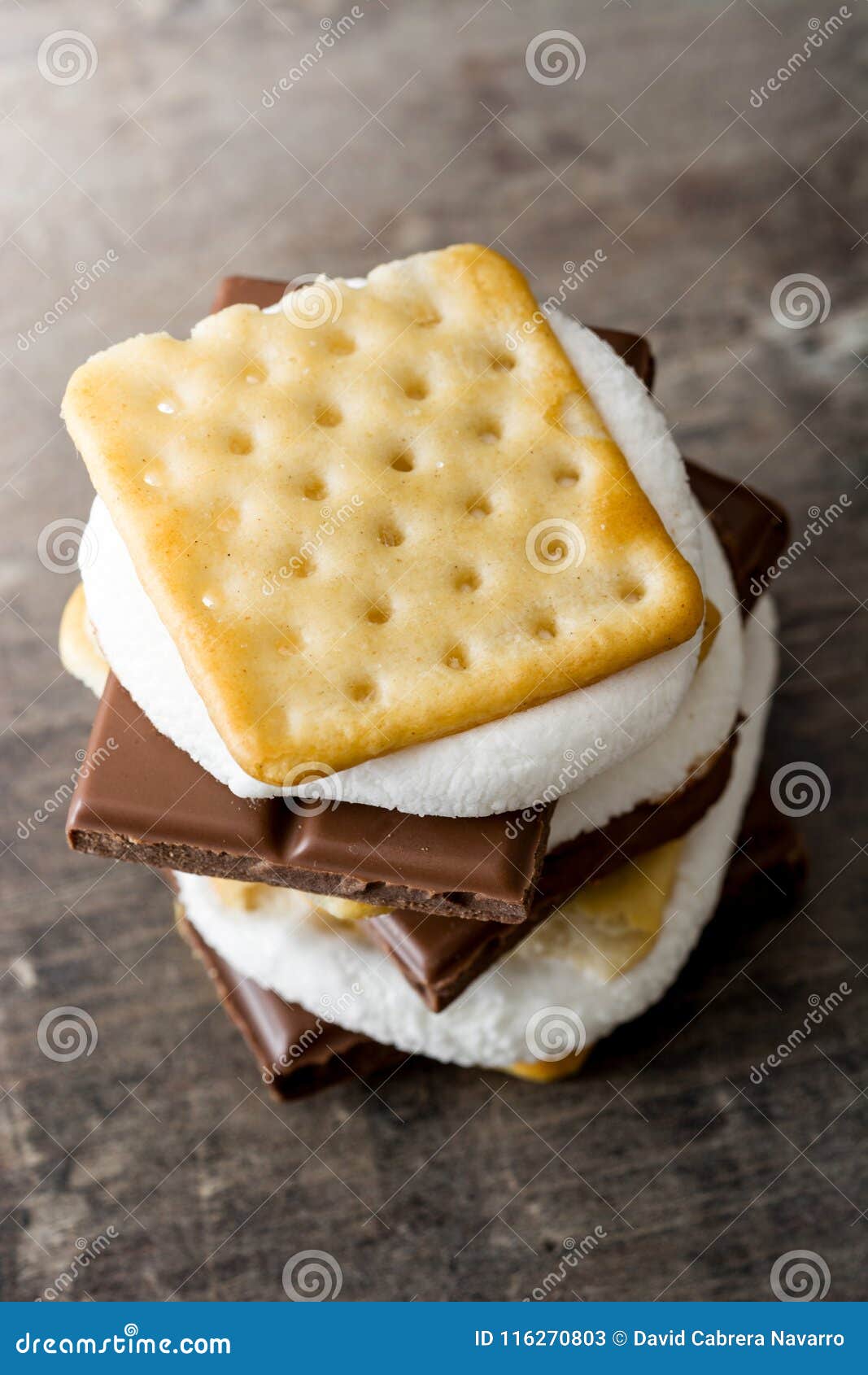 Smores Hechos En Casa En La Madera Imagen de archivo - Imagen de ...