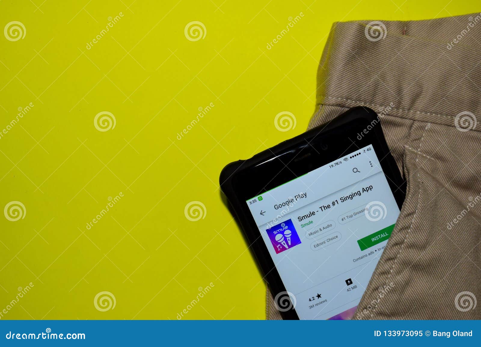 Smule - the #1 Singing App Dev Application on Smartphone Screen ...