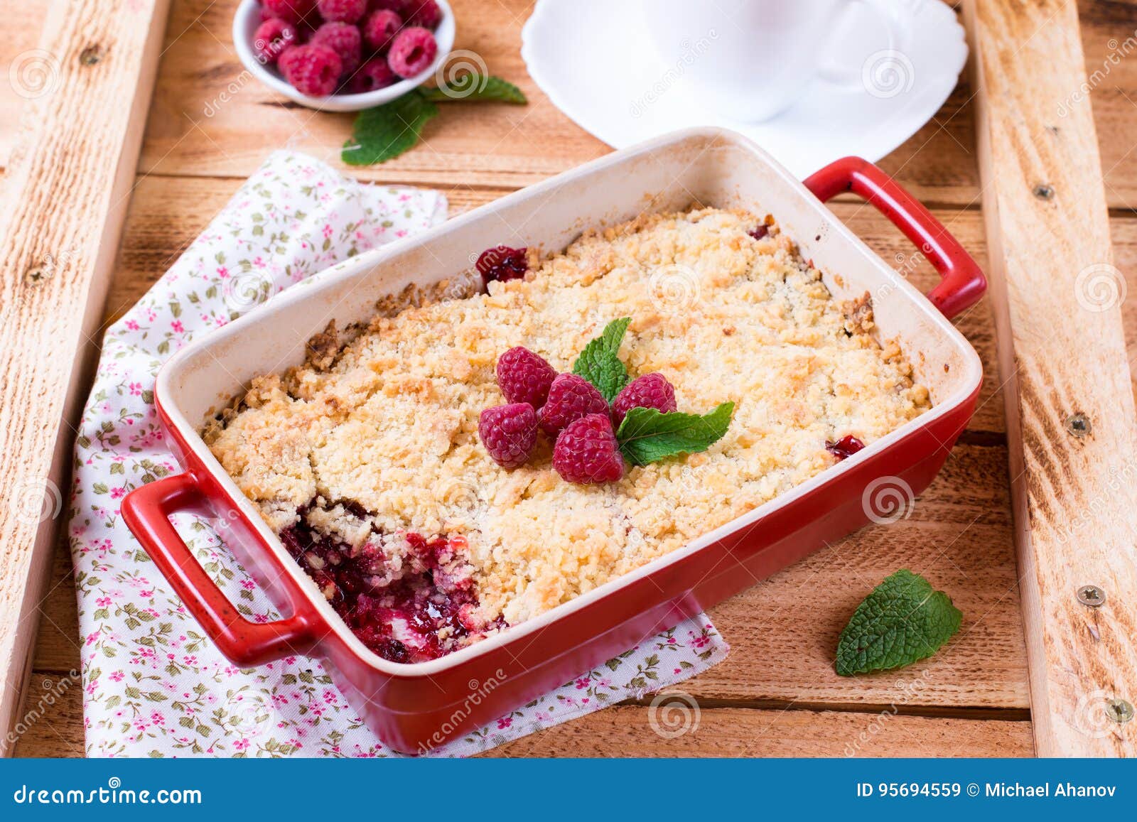 Smulpaj med hallon fotografering för bildbyråer. Bild av gourmet - 95694559