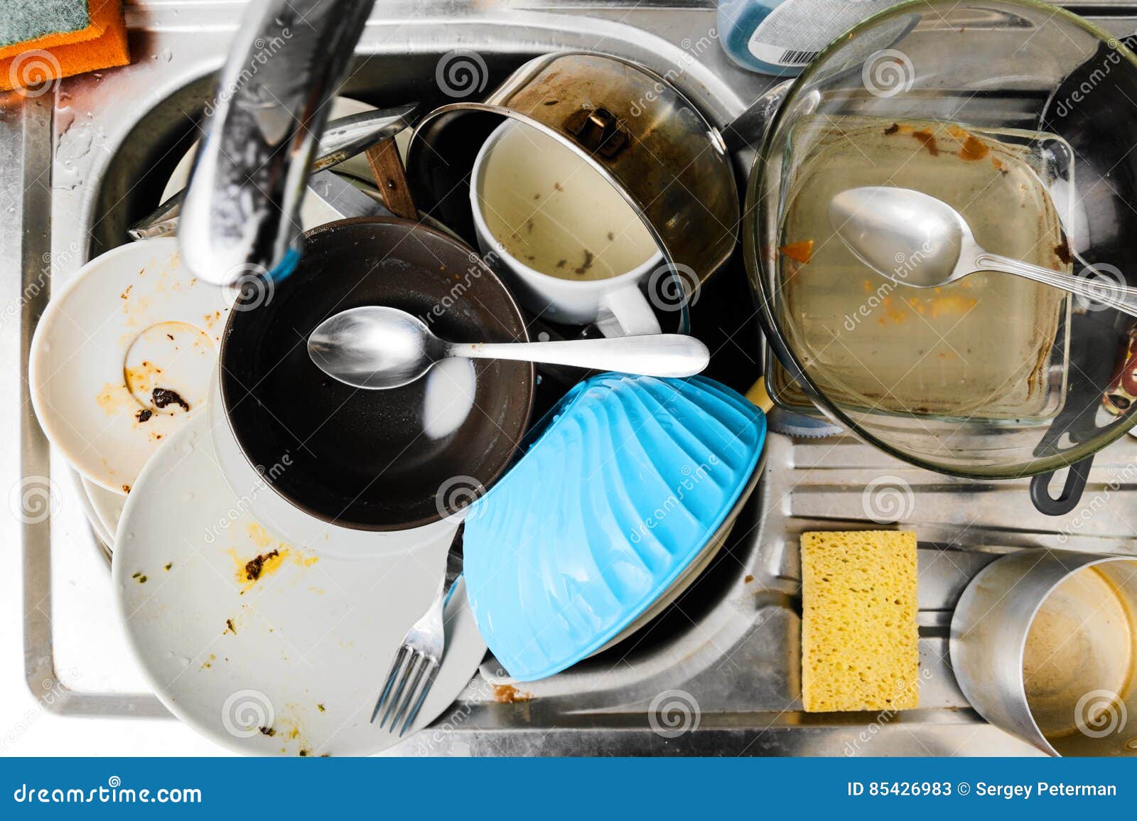 Smutsig disk i en vask fotografering för bildbyråer. Bild av kopp ...