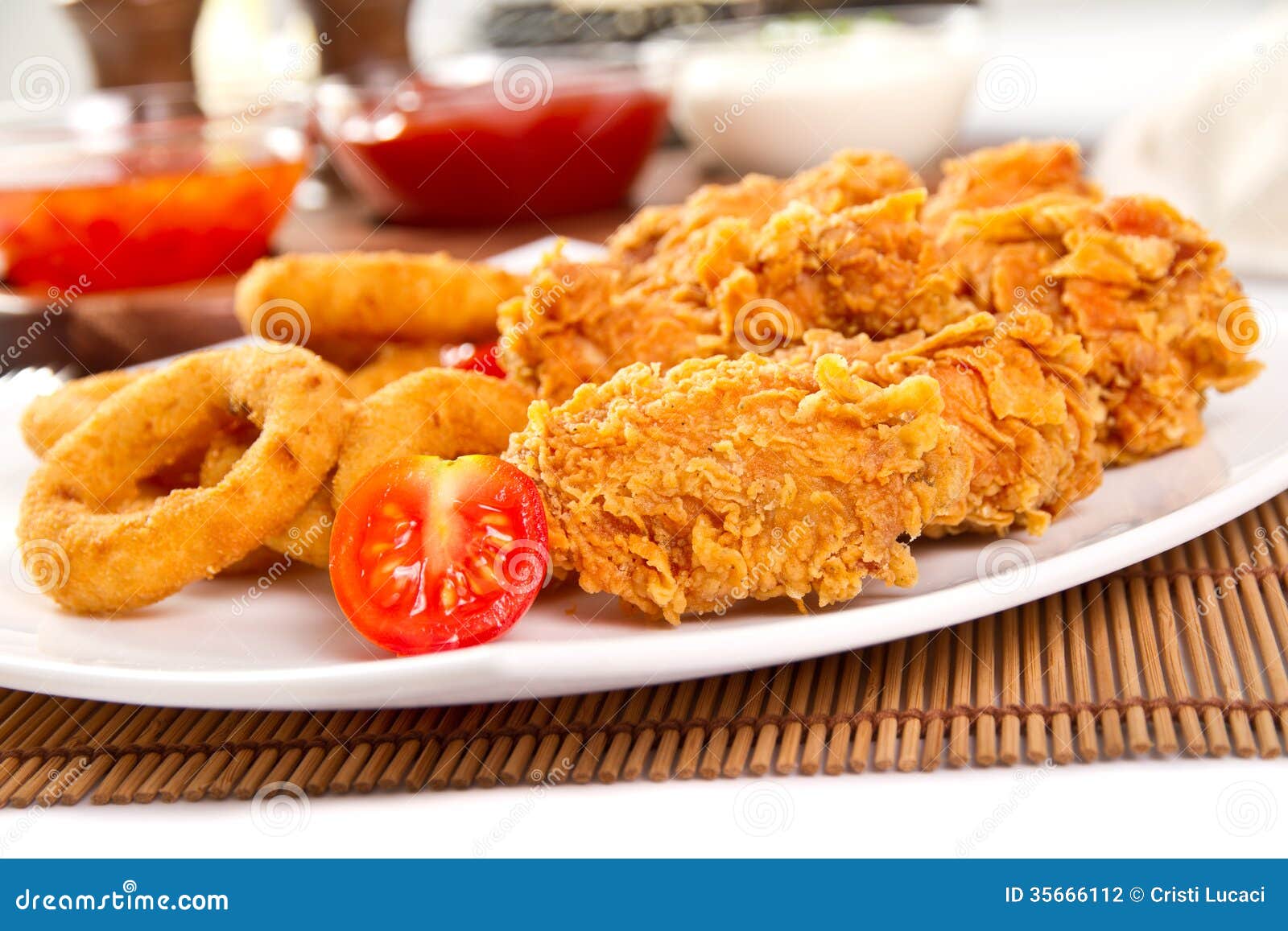 Snabbmat arkivfoto. Bild av göda, platta, stekt, matställe - 35666112