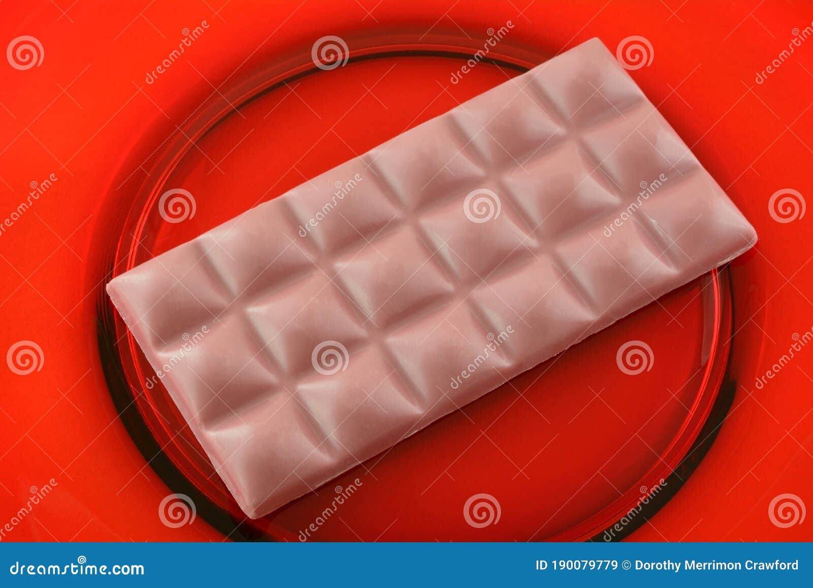 Snack rouge de chocolat image stock. Image du dessert - 190079779