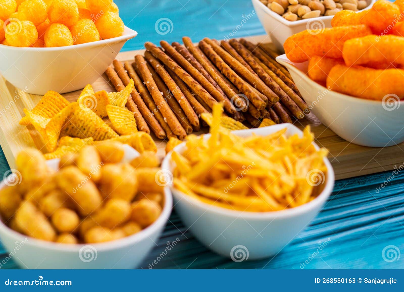 Snacks Salgados Servidos Como Comida De Festa Em Tigelas Imagem de ...