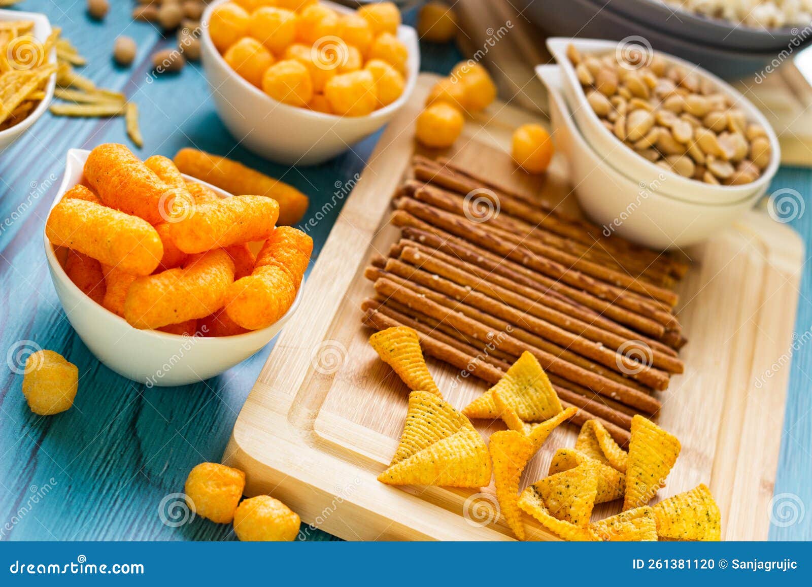Snacks Salgados Servidos Em Tigelas Foto de Stock - Imagem de fundos ...
