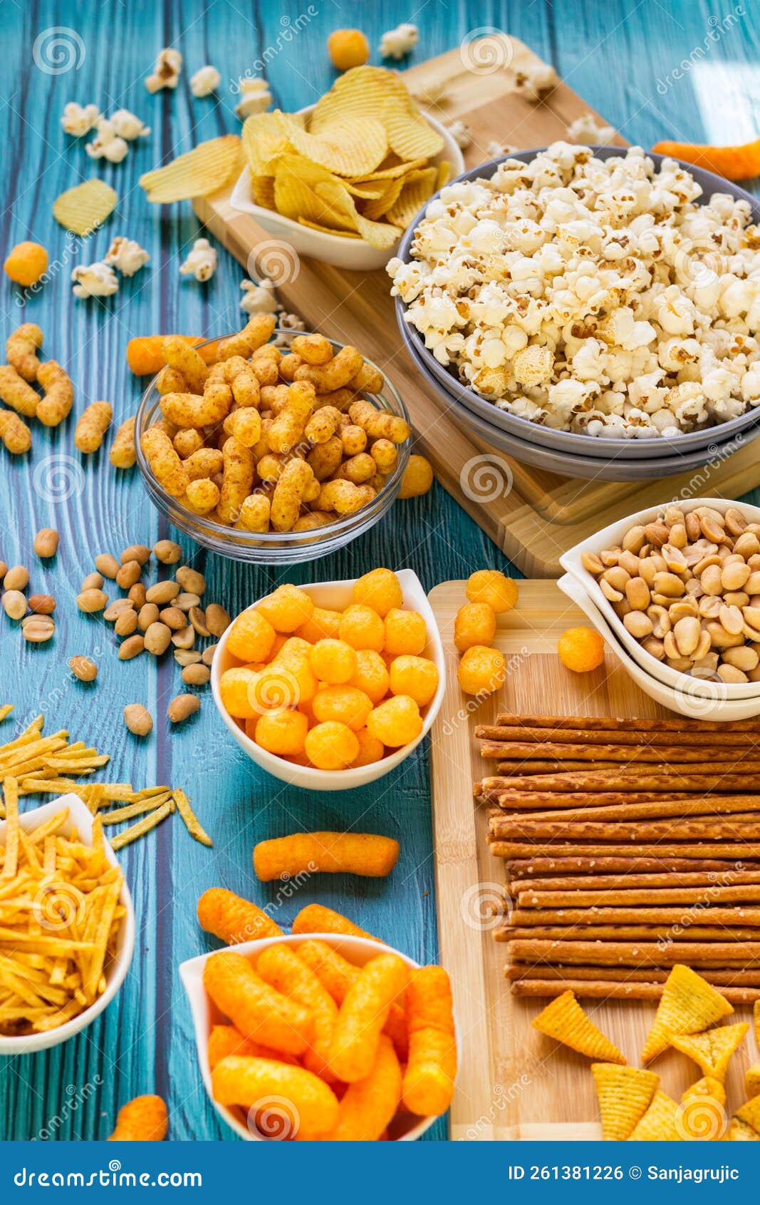 Snacks Salgados Servidos Em Tigelas Foto de Stock - Imagem de bebida ...