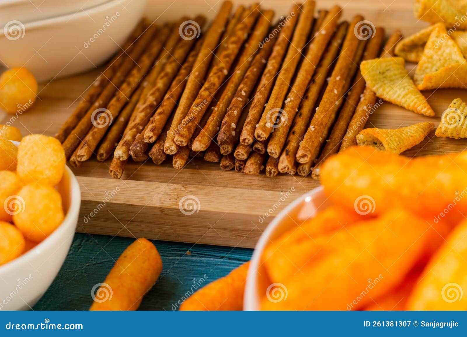 Snacks Salgados Servidos Em Tigelas Imagem de Stock - Imagem de ...