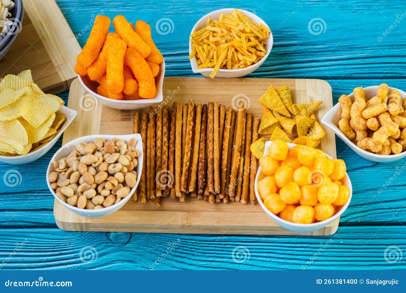 Snacks Salgados Servidos Em Tigelas Foto de Stock - Imagem de partido ...