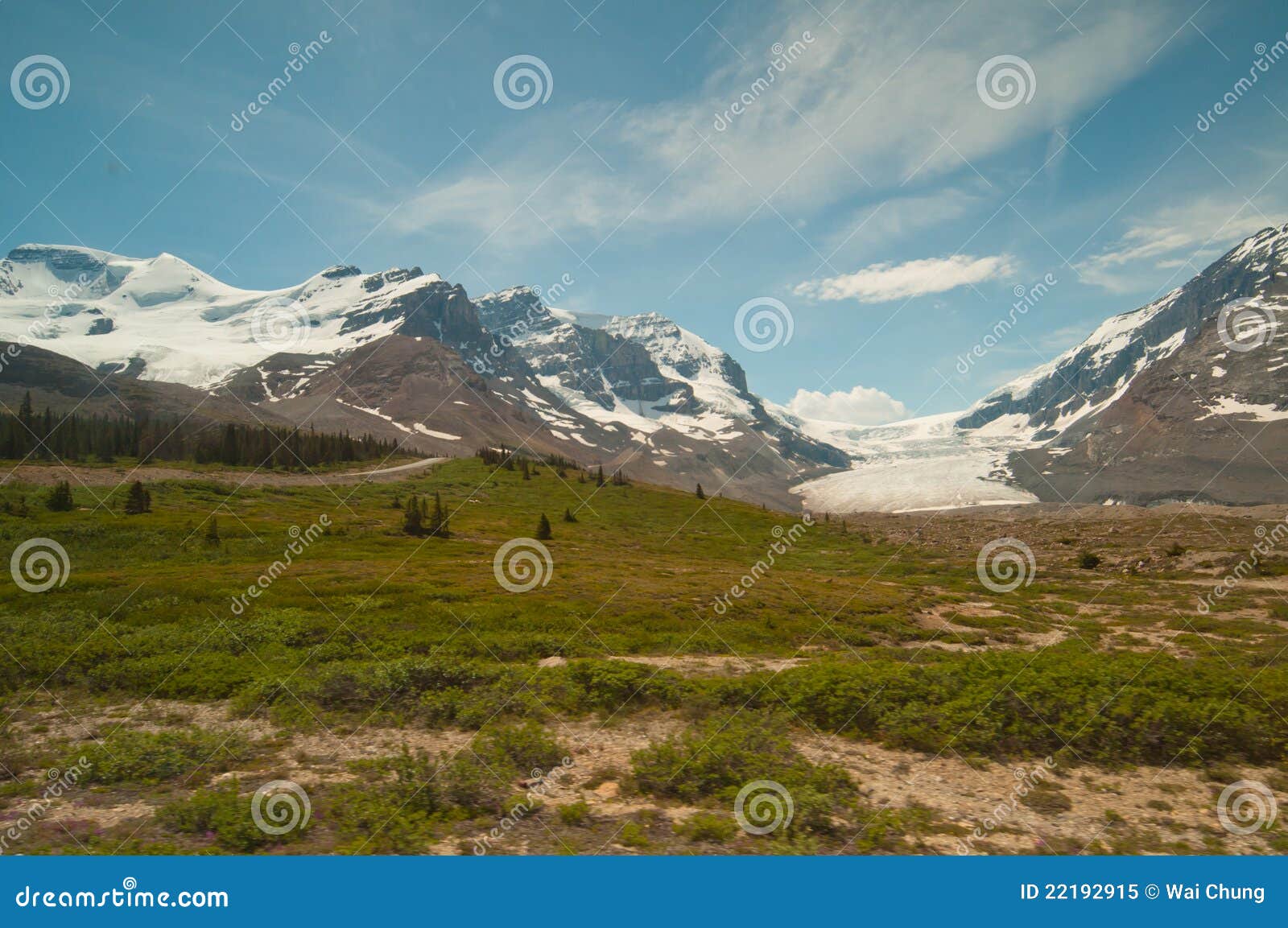Sneeuw bergen en gletsjer stock afbeelding. Image of groen - 22192915