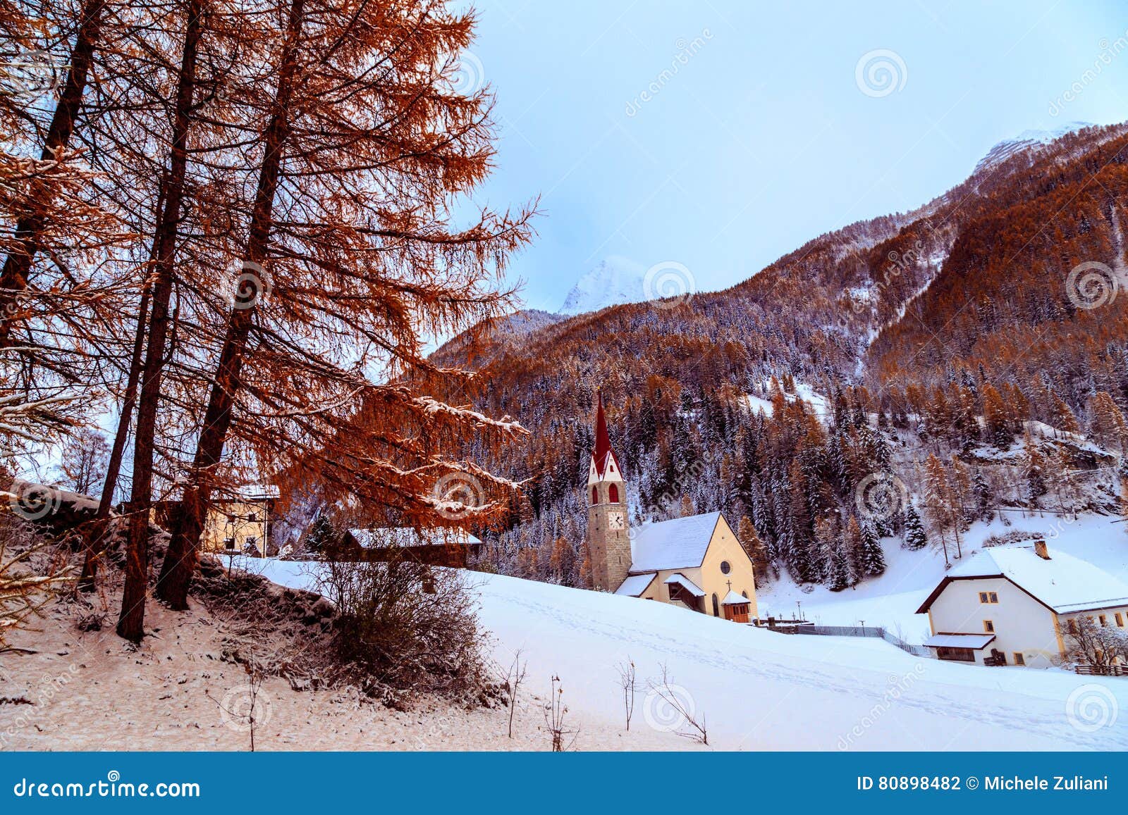 Sneeuw Op De Kerk in Het Alpiene Dorp Stock Foto - Image of alpien ...