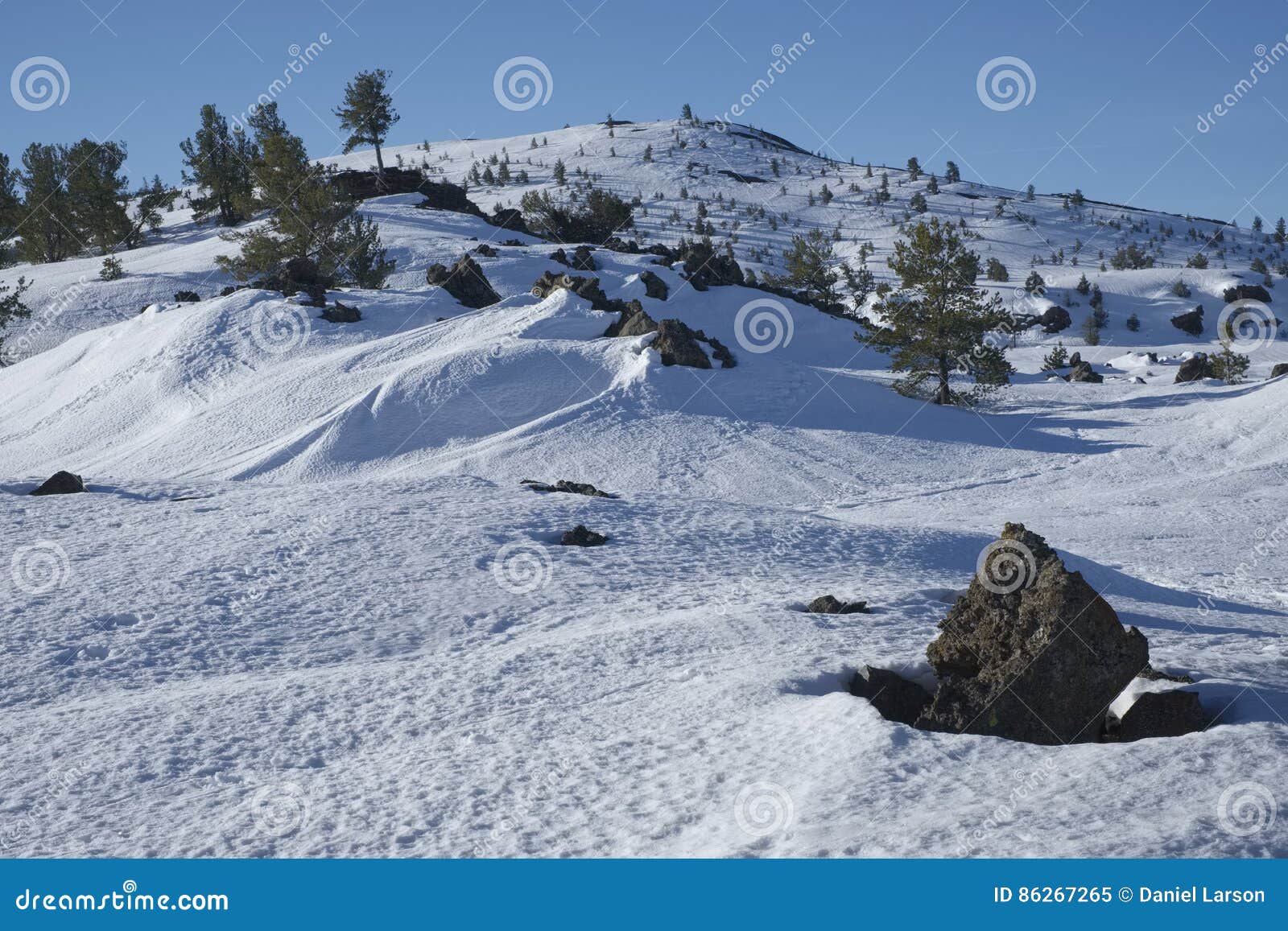 Sneeuw op de Vulkaan stock afbeelding. Image of vulkanisch - 86267265