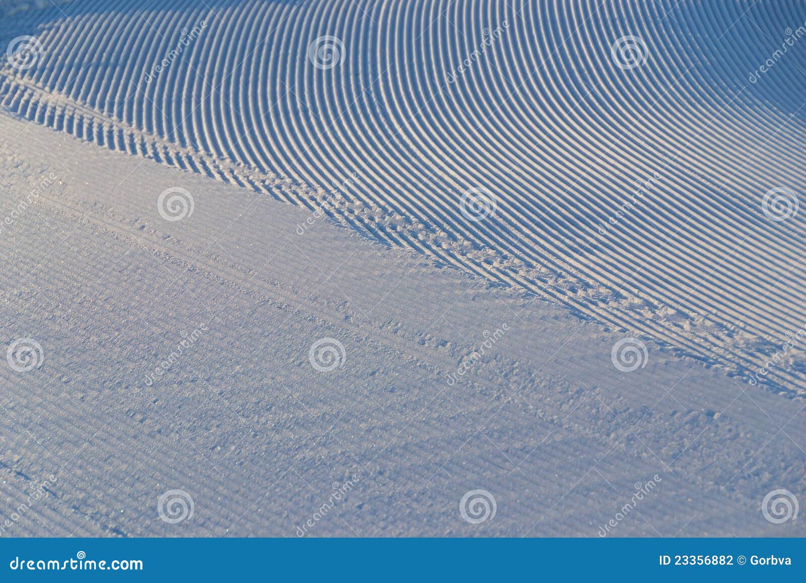 Sneeuw piste stock foto. Image of blauw, zonlicht, sport - 23356882