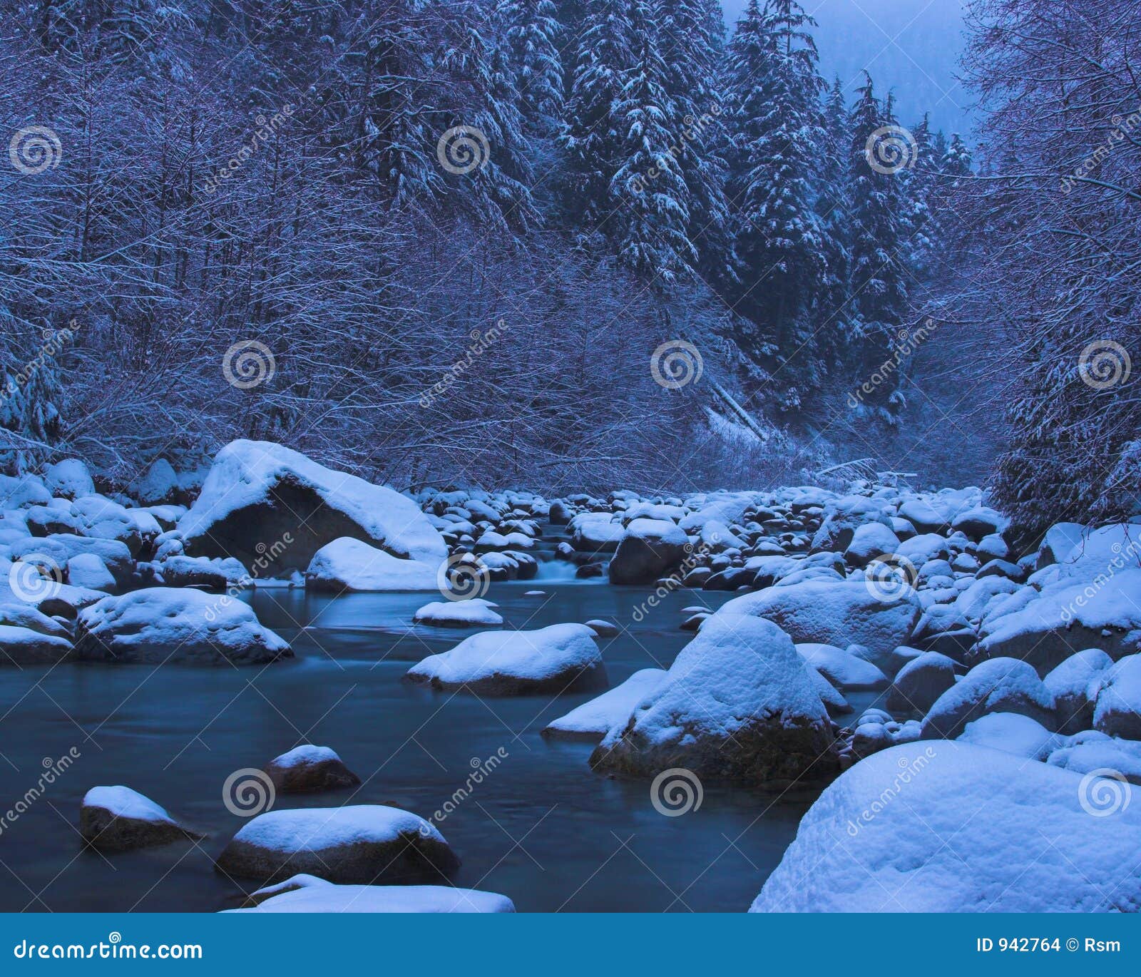 Sneeuw rivier en bos stock foto. Image of rotsen, land - 942764