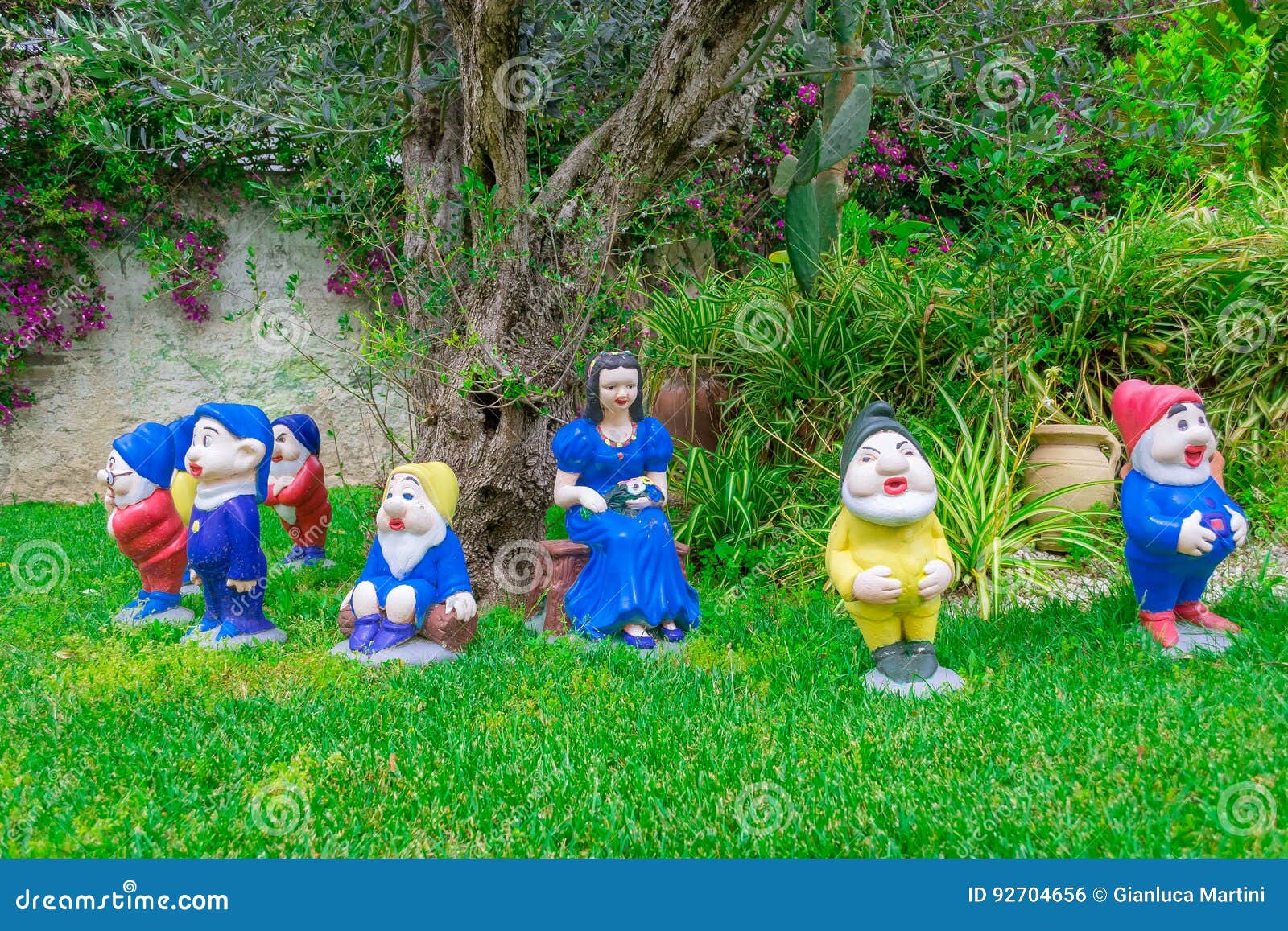 Sneeuwwitje En De Zeven Dwergen in De Tuin Redactionele Foto - Image of ...