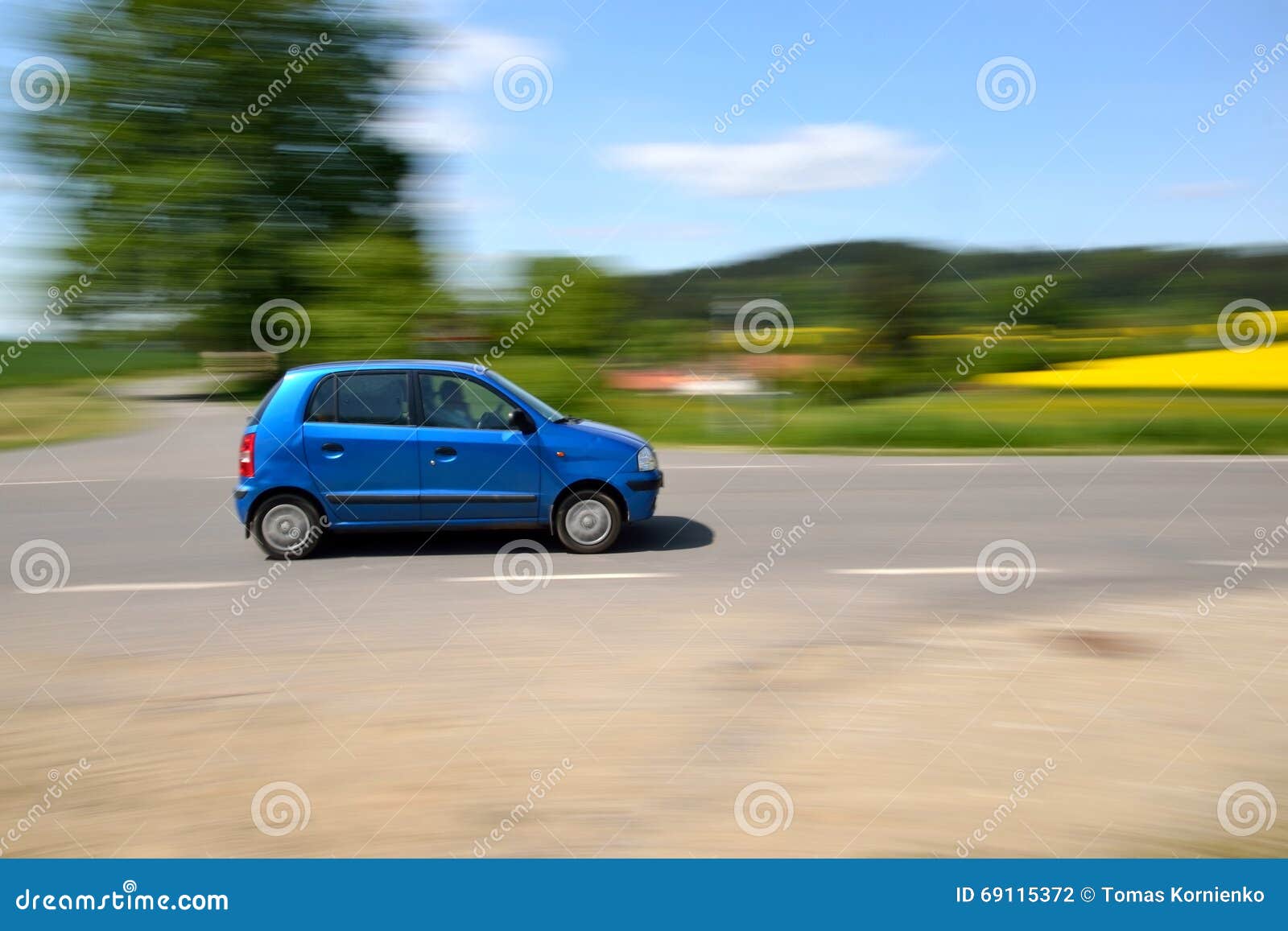 Snel bewegende auto stock foto. Image of blauw, verplaatsen - 69115372