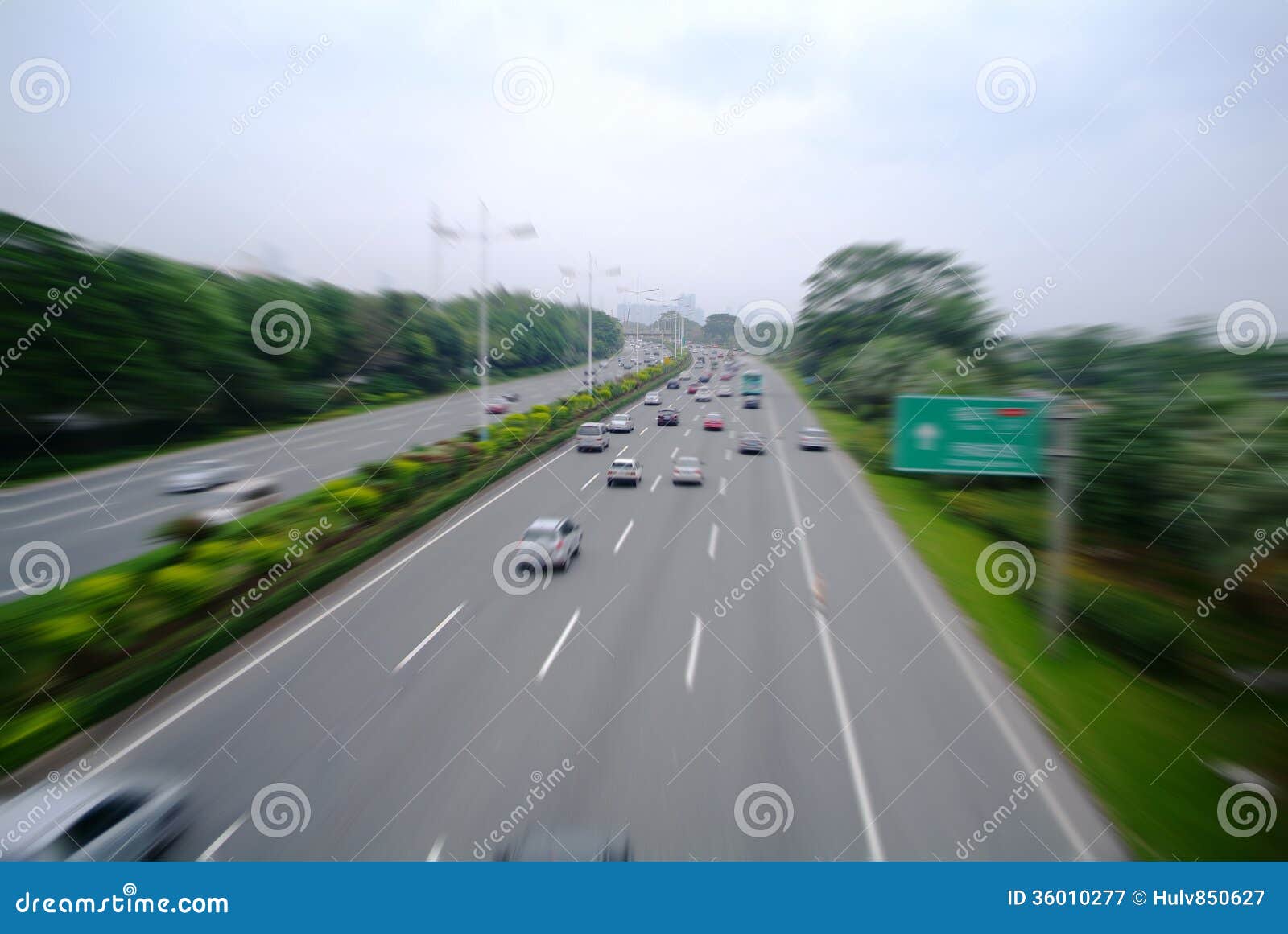 Snel bewegende auto op weg stock afbeelding. Image of automobiel - 36010277