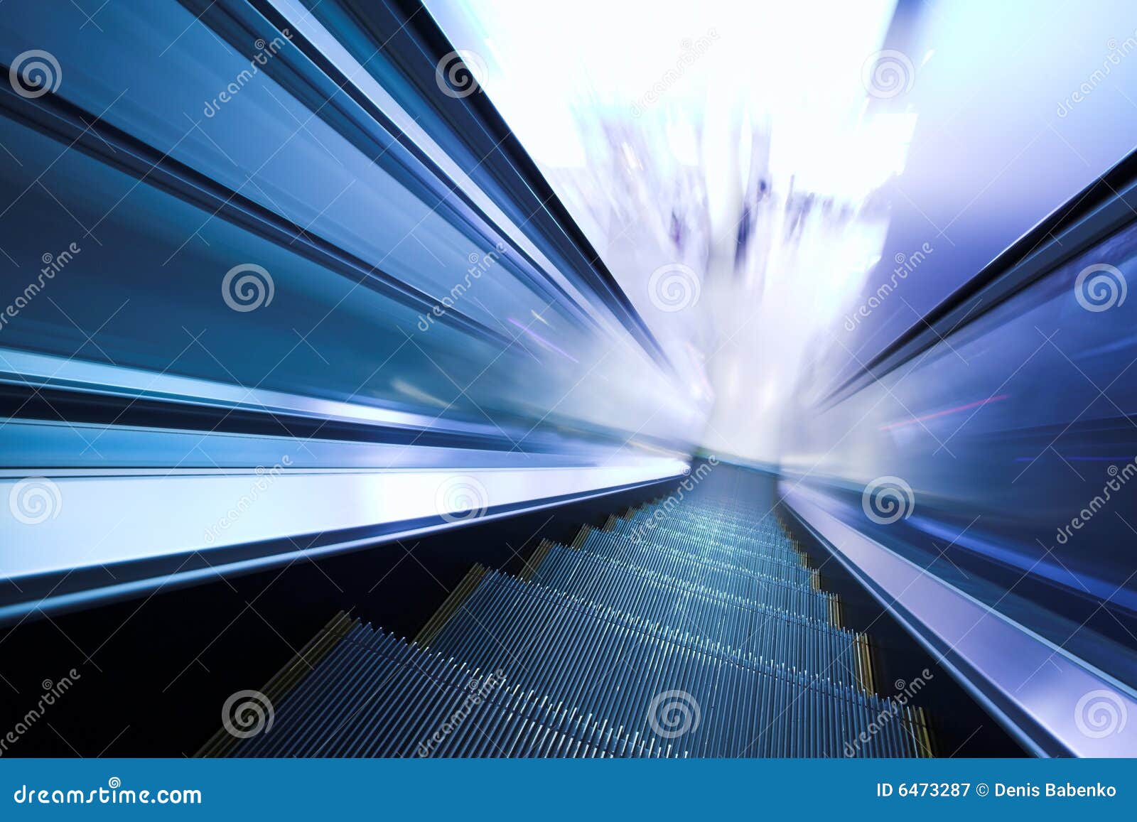 Snel bewegende roltrap stock afbeelding. Image of doorgang - 6473287