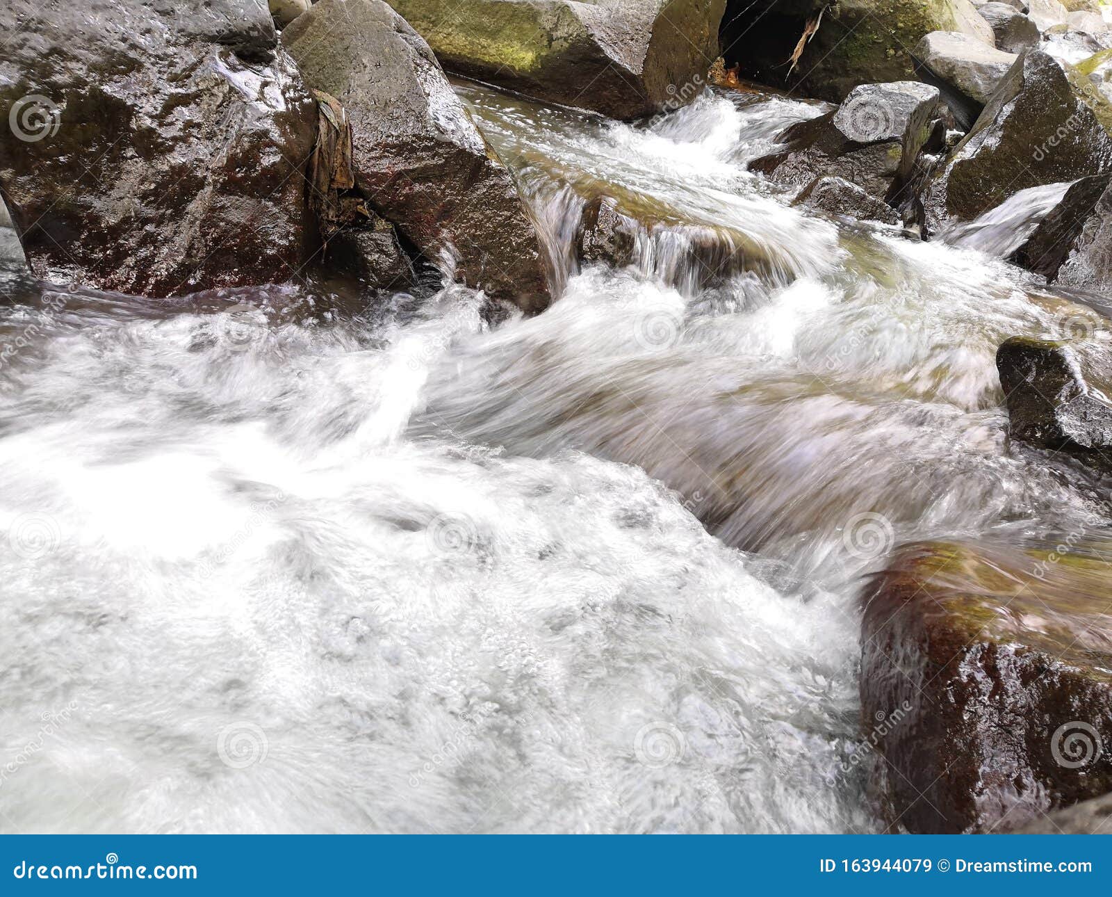 Snel Stromend Rivierwater in De Grojogan Sewu Stock Afbeelding - Image ...
