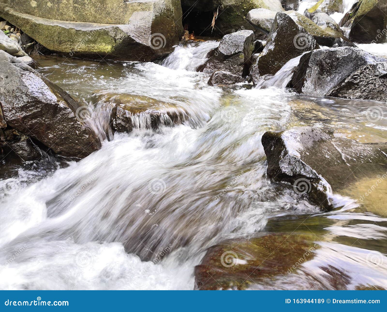 Snel Stromend Water En Gesteente Stock Afbeelding - Image of rotsen ...