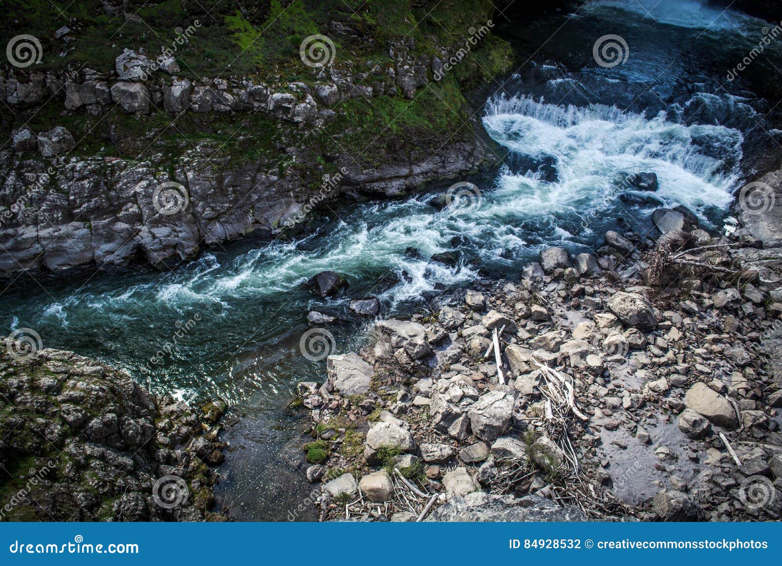 Snel Stromende Rivier En Waterval Picture. Image: 84928532