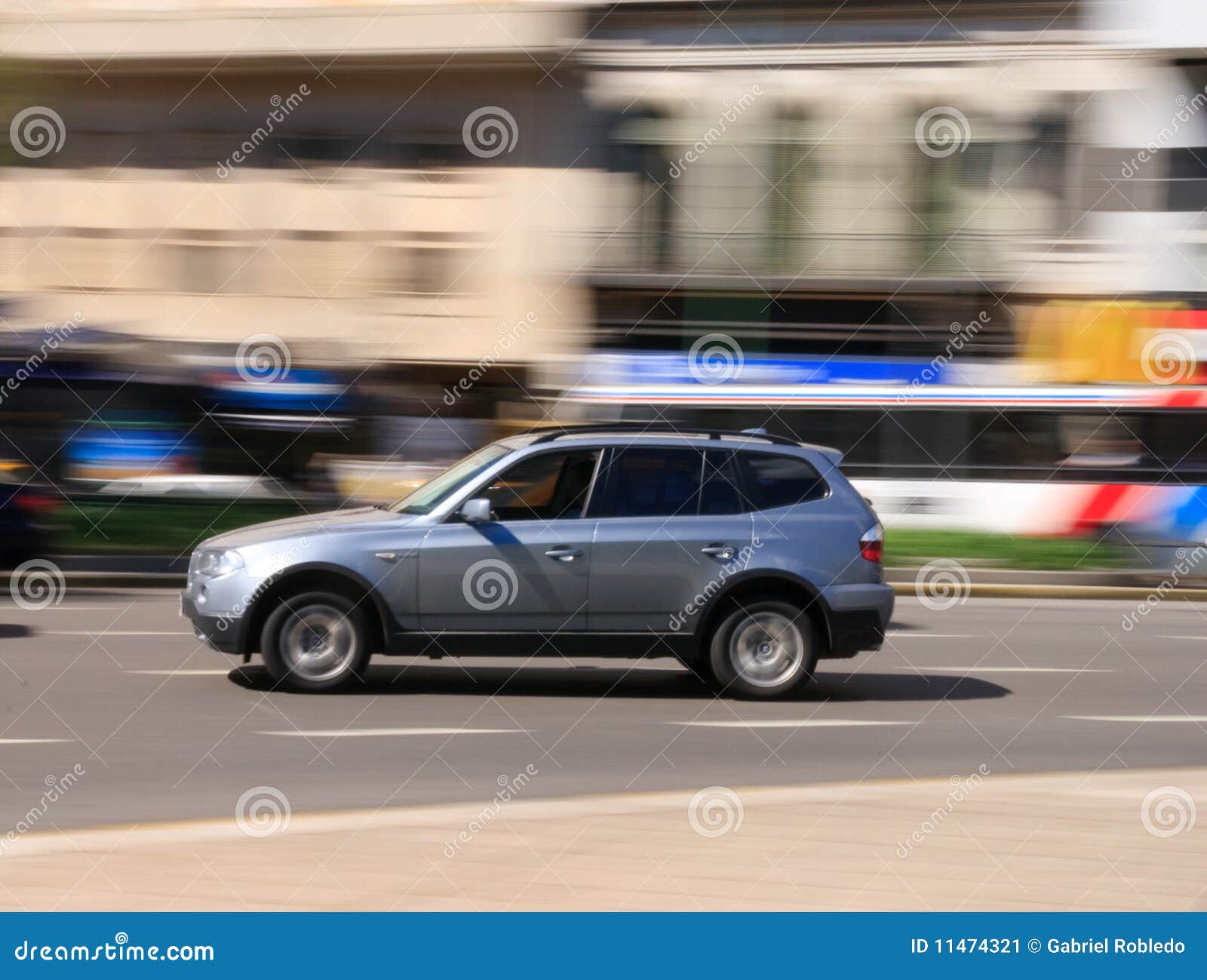 Snelle auto stock afbeelding. Image of stad, wielen, trainen - 11474321
