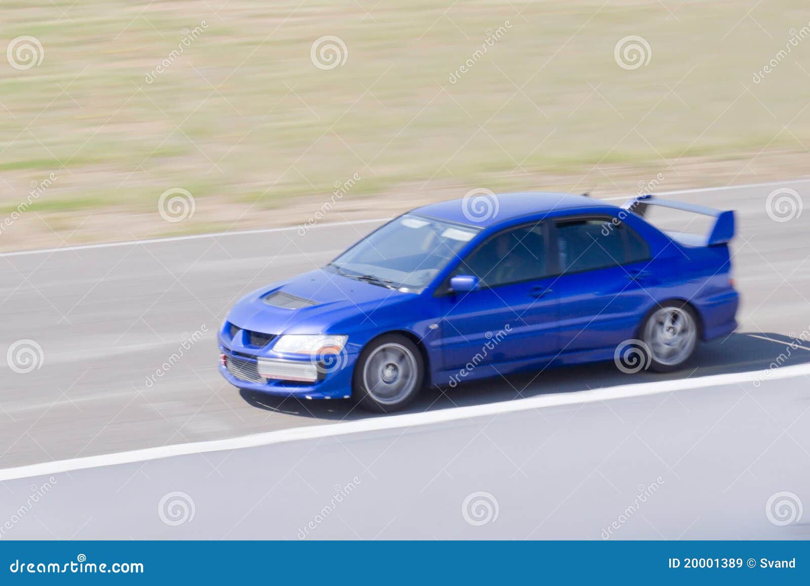 Snelle auto in een ras stock afbeelding. Image of macht - 20001389