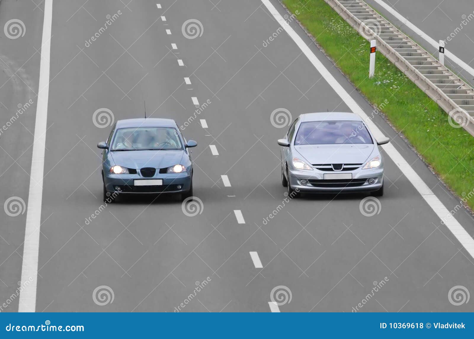 Snelle auto op een weg stock foto. Image of auto, overval - 10369618