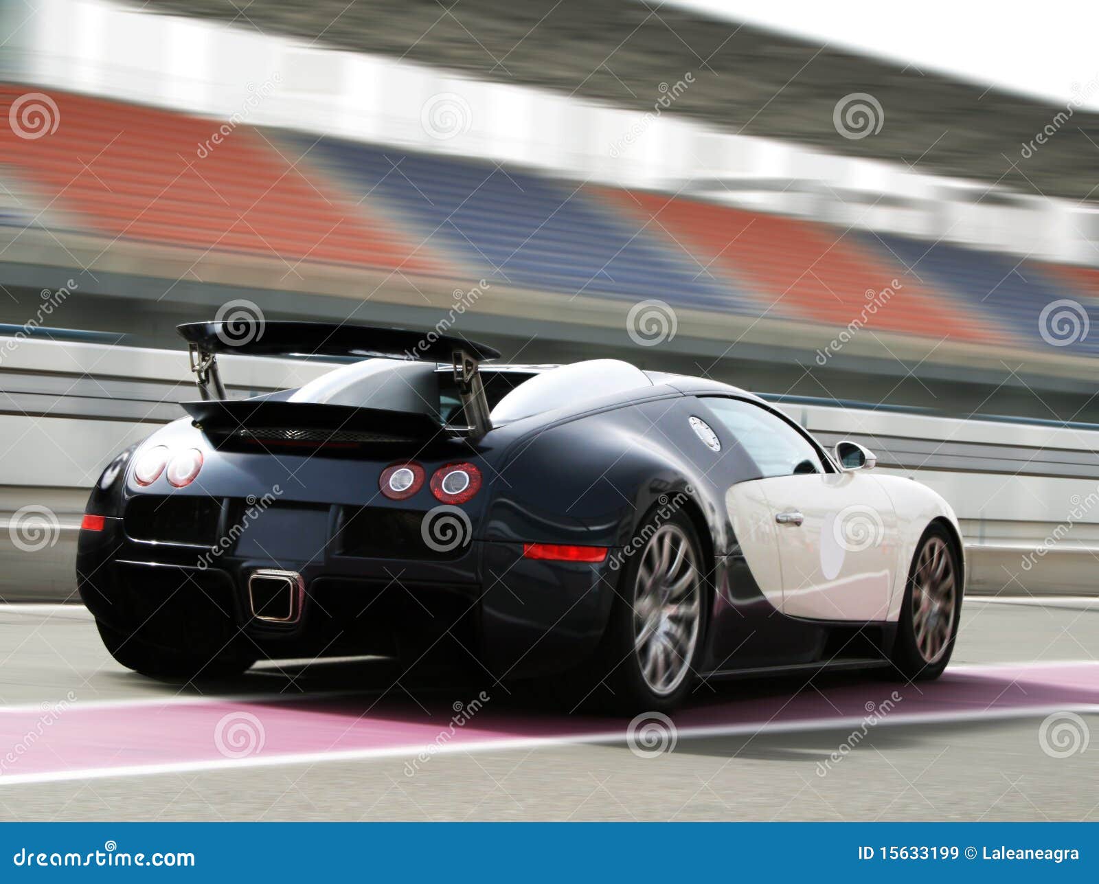 Snelle auto op spoor stock afbeelding. Image of glas - 15633199