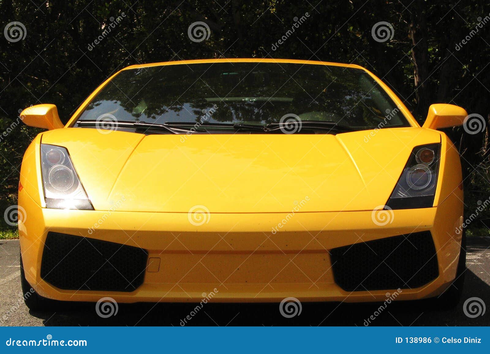 Gele sportwagen stock foto. Image of carrosserie, motor - 138986