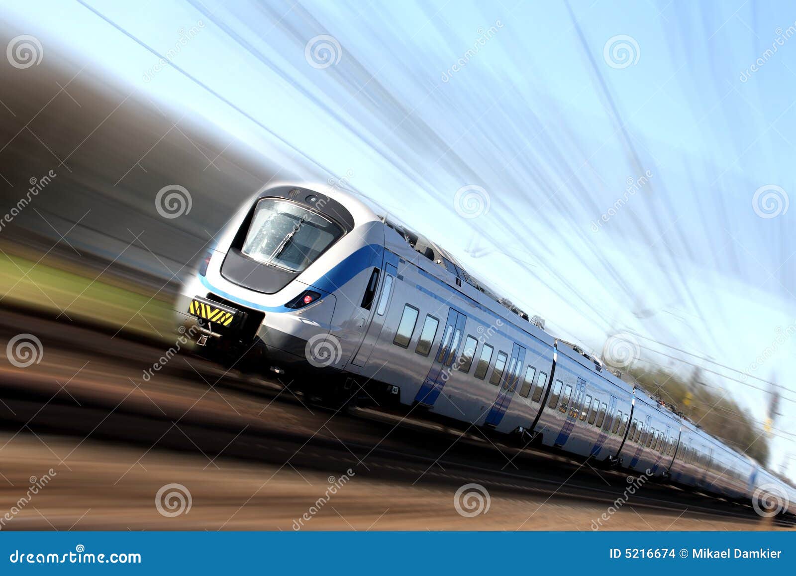 Snelle trein in motie stock foto. Image of trein, auto - 5216674