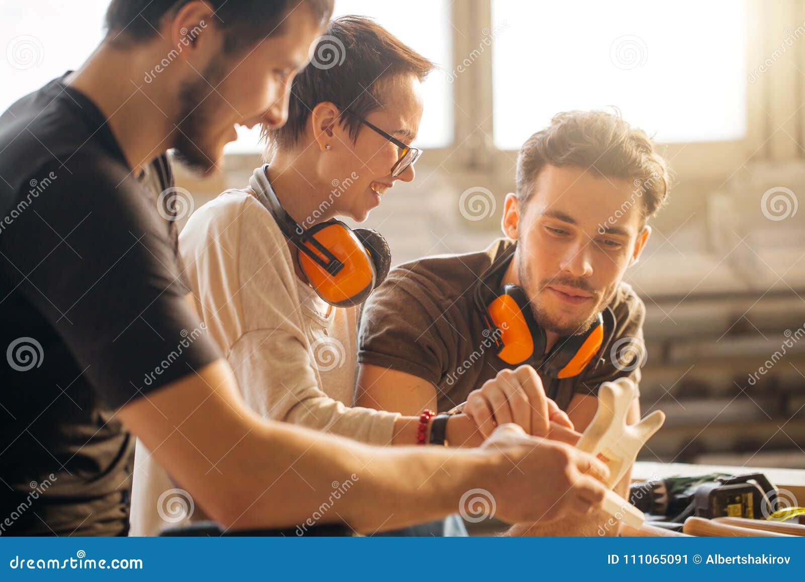 Snickare Med Studenter I Snickeriseminarium Fotografering för ...