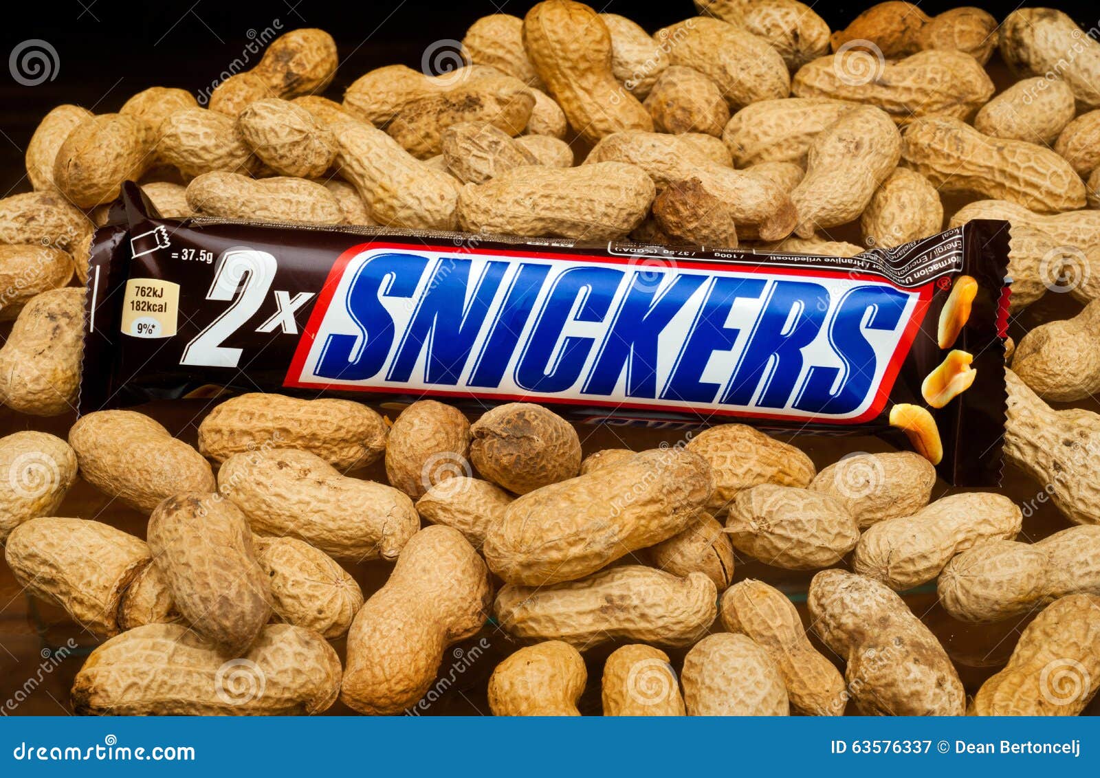 Snickers La Barra De Caramelo Fotografía editorial - Imagen de cocina ...