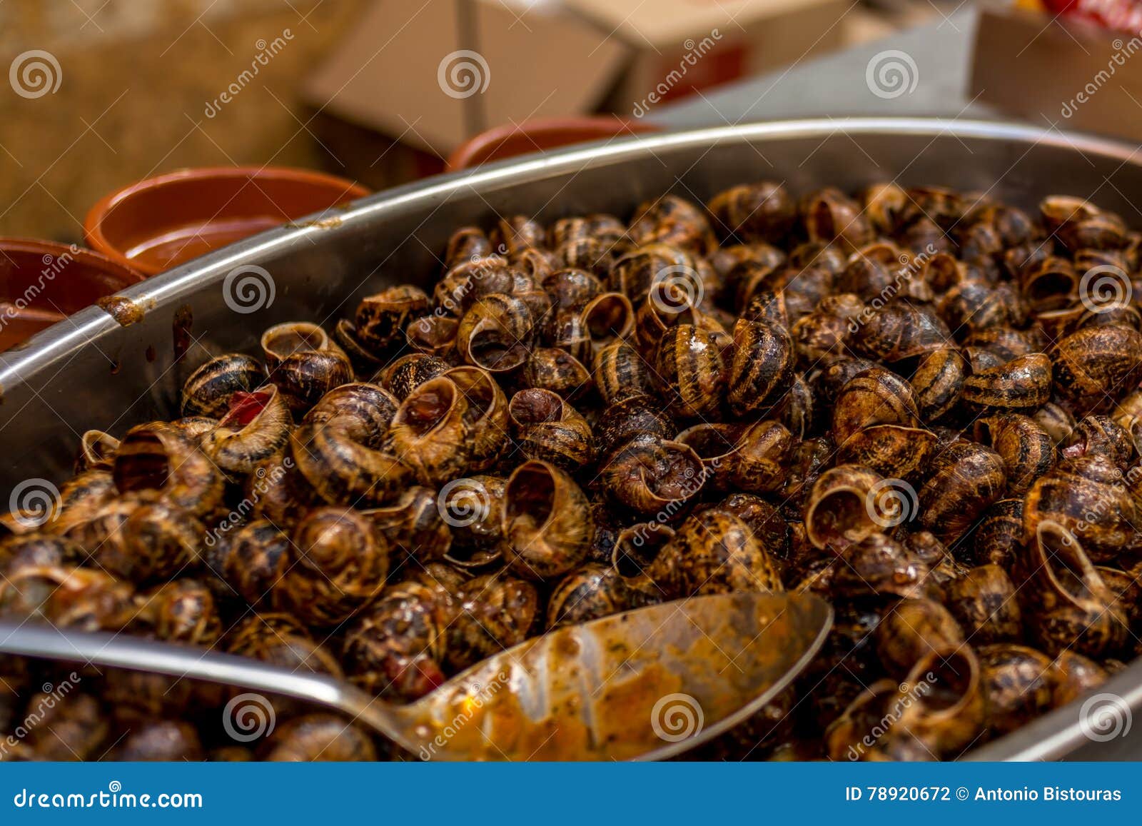 Sniglar Som Lagas Mat I Tomatsås Arkivfoto - Bild av escarget, höst ...