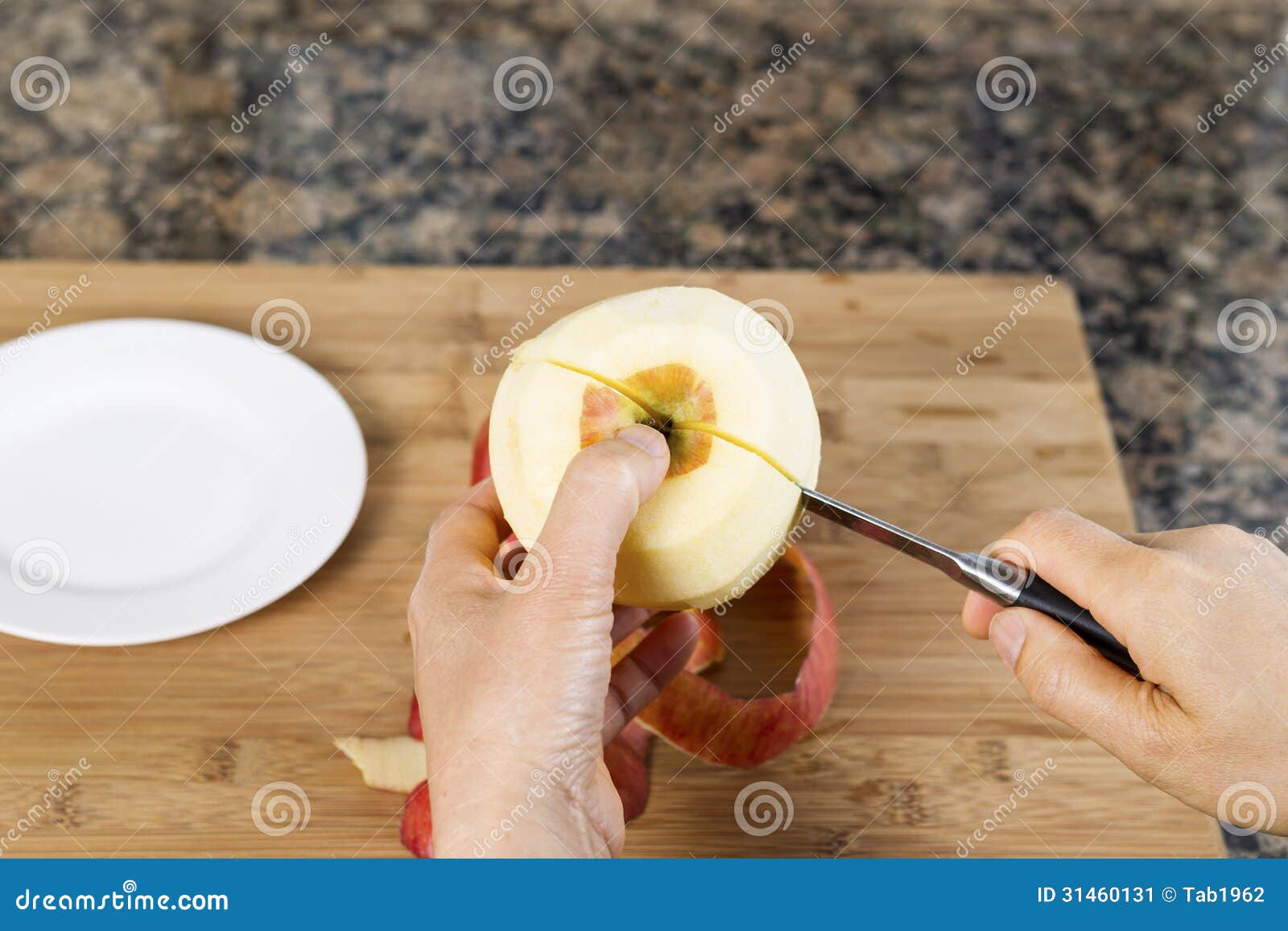 Snijdend Apple in De Helft Met Het Knippen Van Mes Stock Afbeelding ...