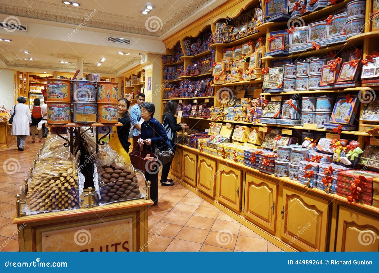 Snoepwinkel in Parijs Frankrijk Redactionele Stock Afbeelding - Image ...