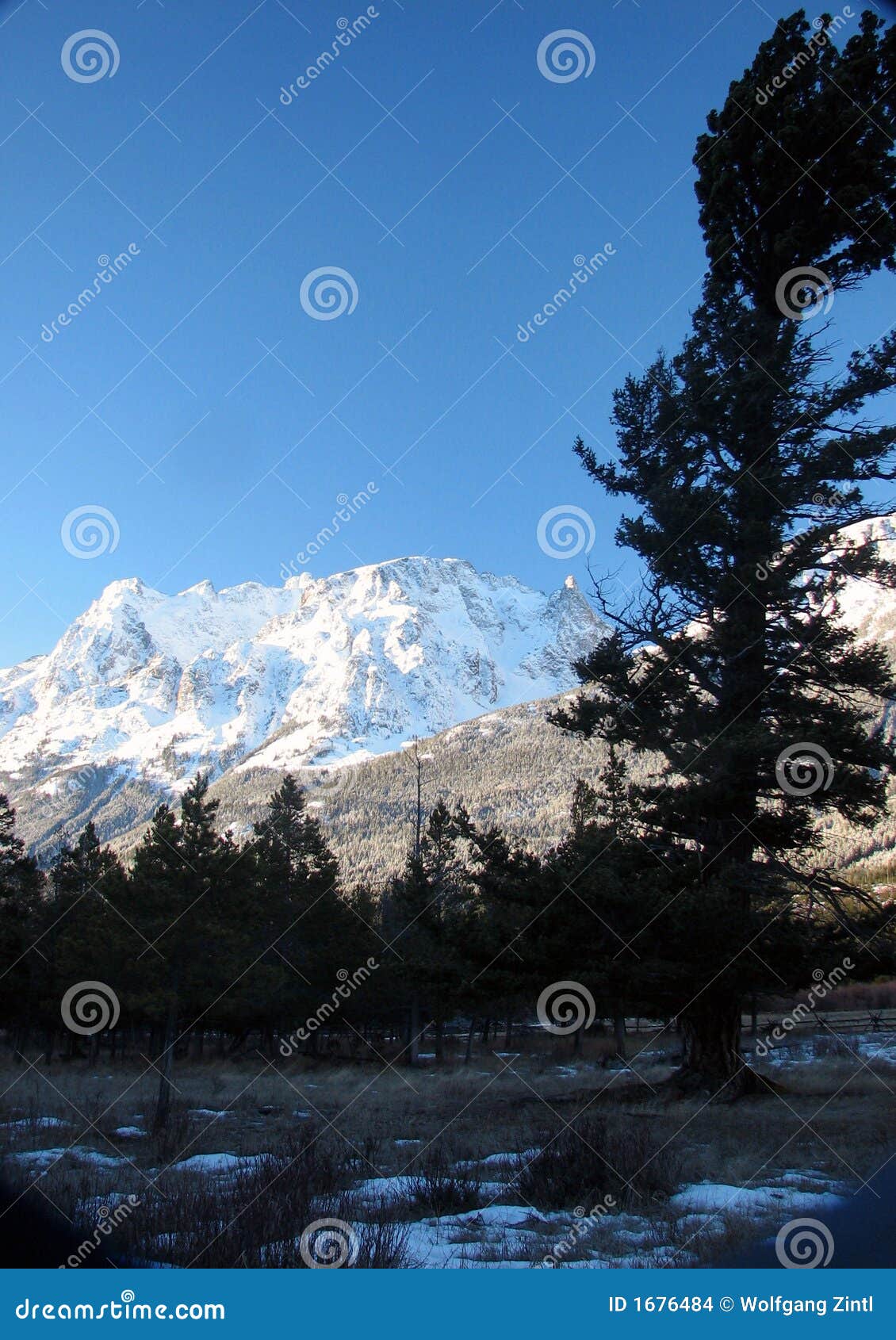 Niut Mountains Royalty-Free Stock Photo | CartoonDealer.com #680949