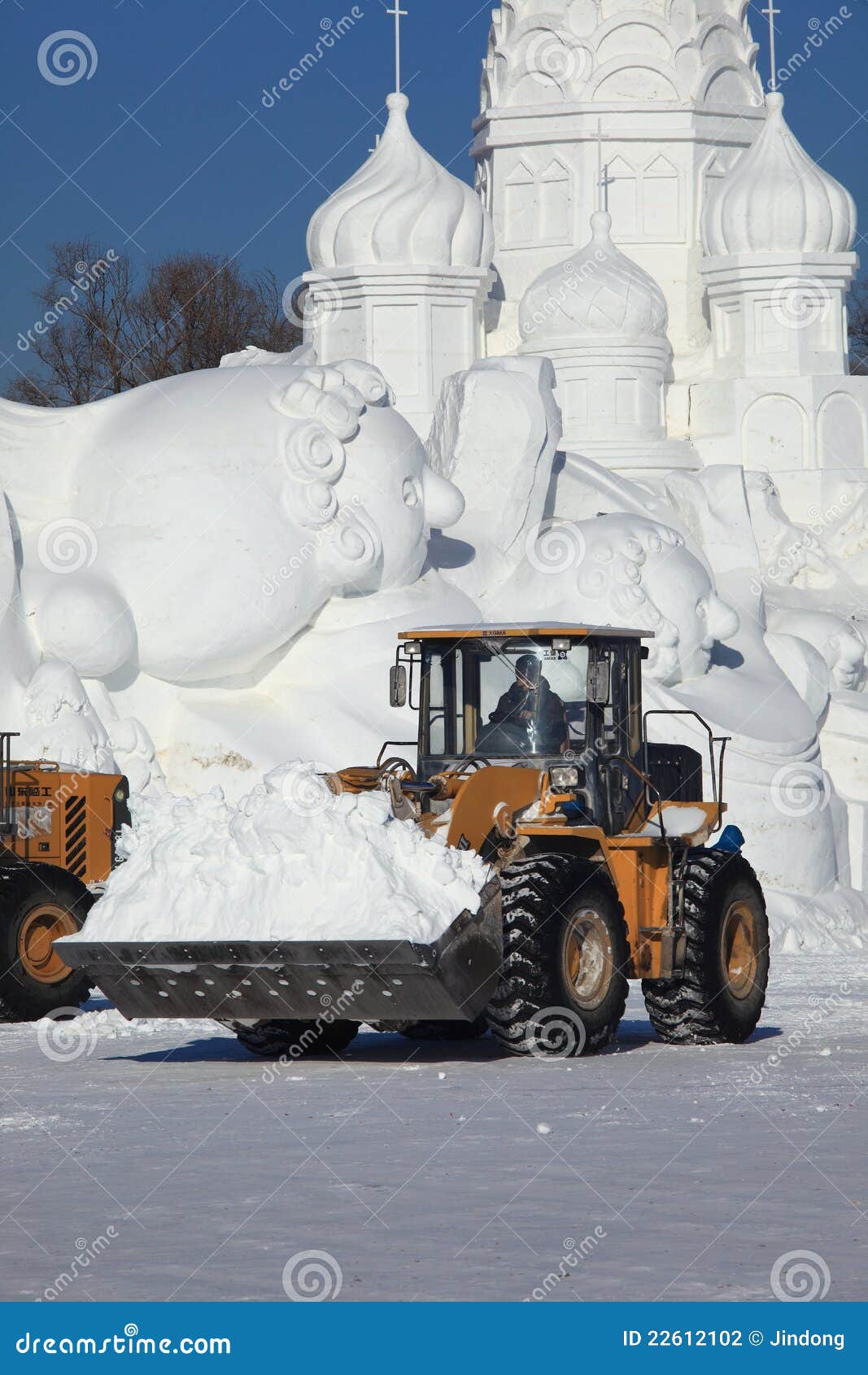 Snow Carving editorial photography. Image of working - 22612102