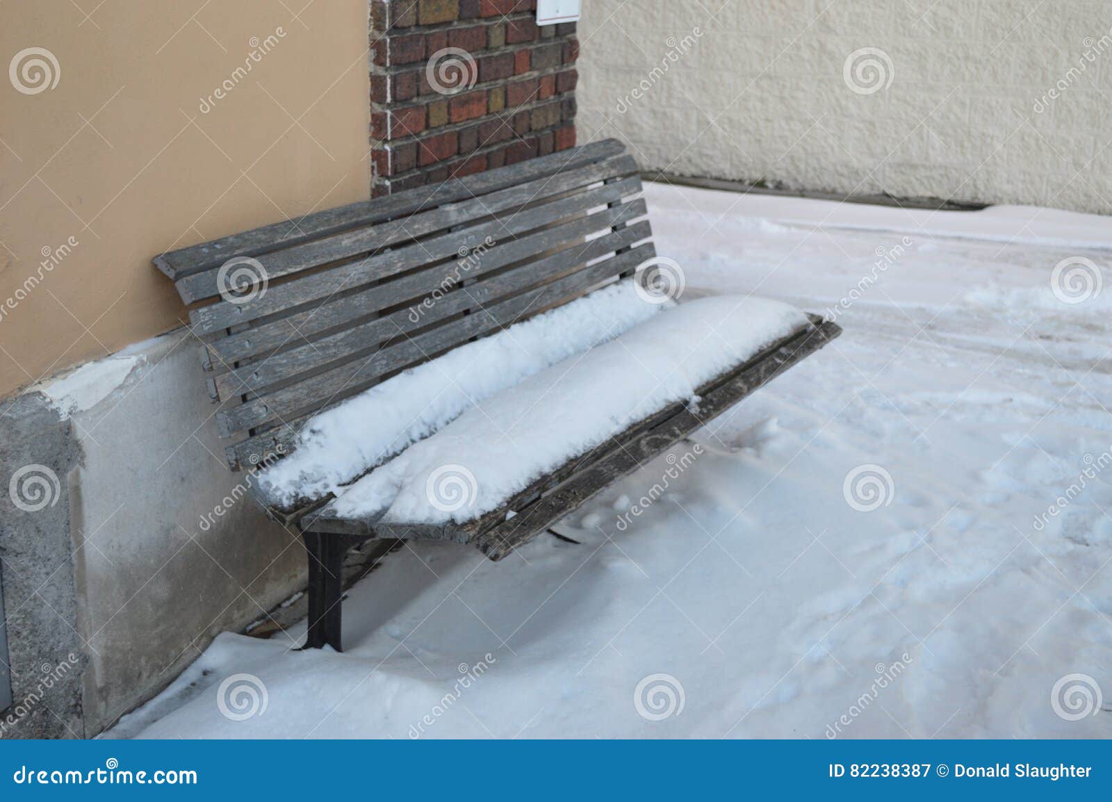 Snow-Covered Bank stock afbeelding. Image of johnson - 82238387