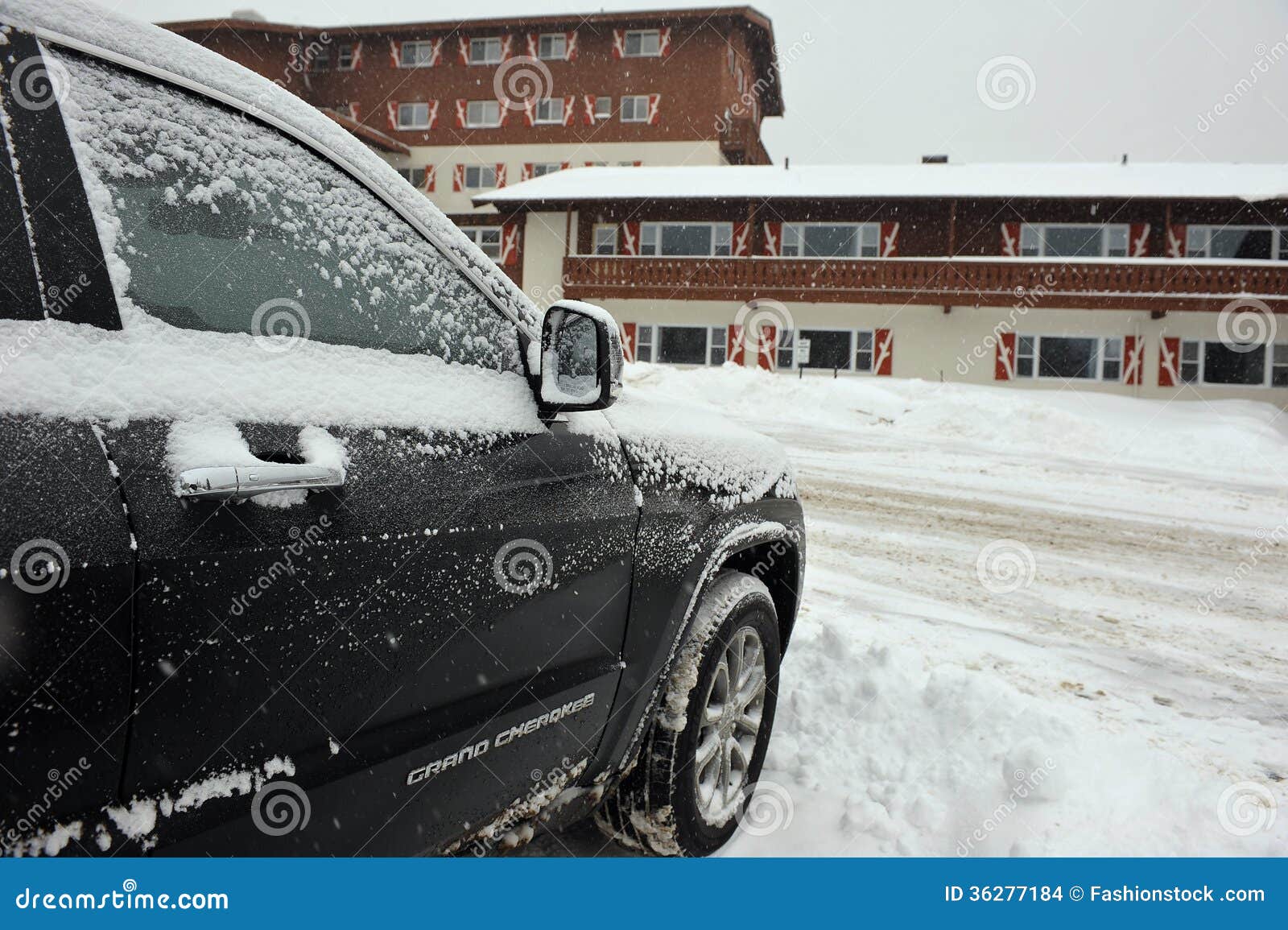 Snow covered car editorial stock image. Image of atmosphere - 36277184
