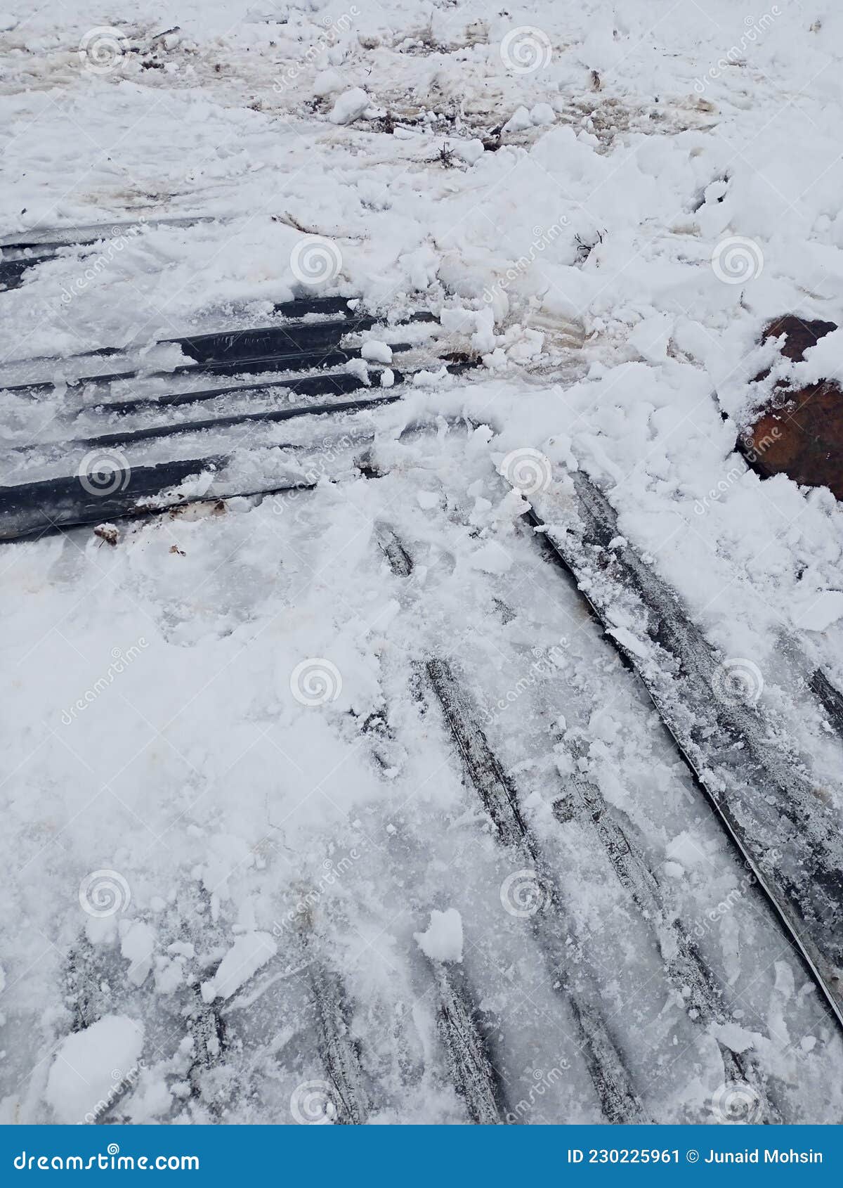 Snow layer at roof stock image. Image of frost, monochrome - 230225961
