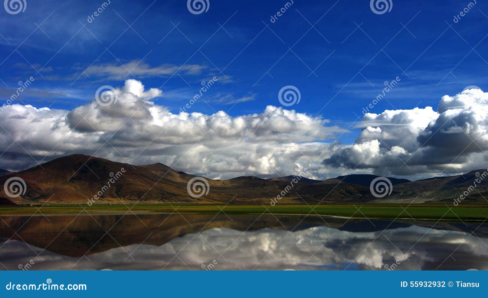 Lake Manasarovar Also Known As Mapam Yumtso With Himalayas In ...