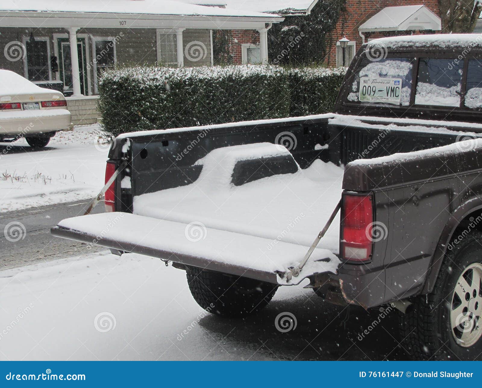 Snow on a Pickup Truck editorial photography. Image of johnsoncity ...