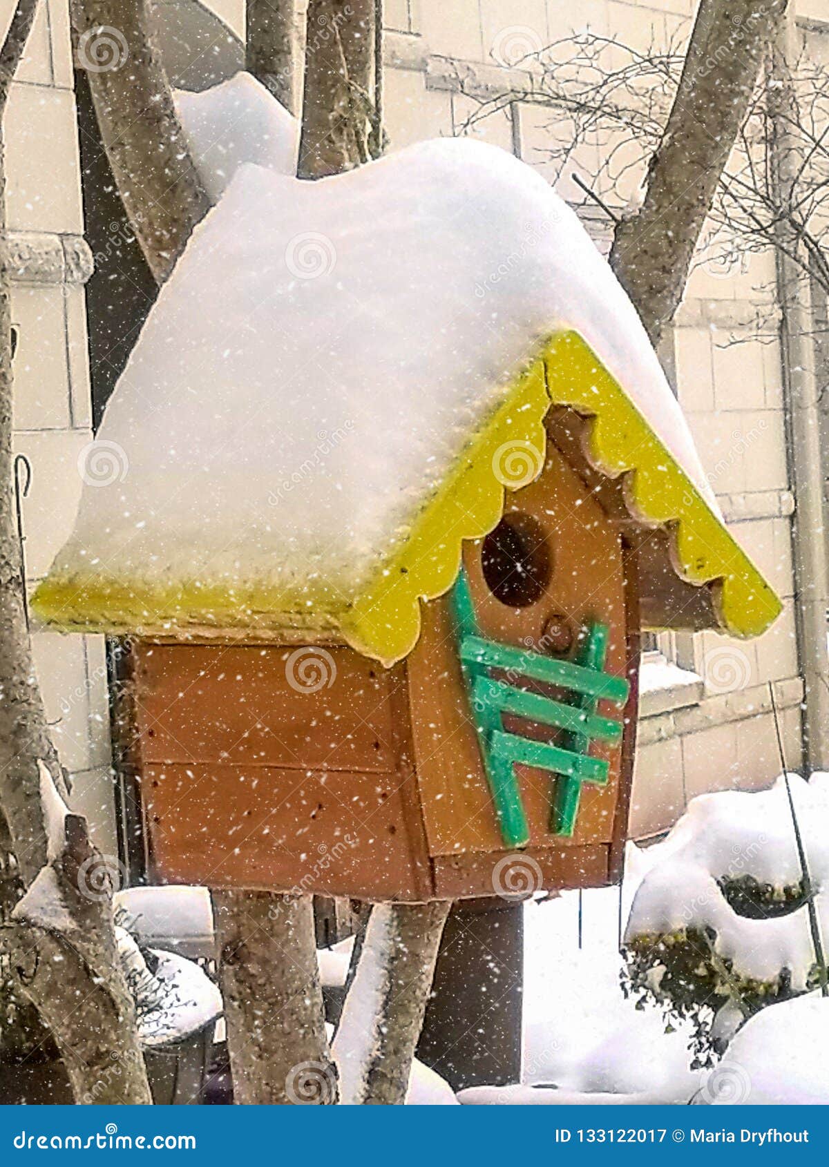 Birdhouse with Snow on Roof Stock Image - Image of snow, roof: 133122017