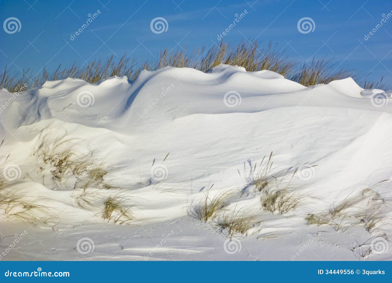 Snowbank foto de stock. Imagem de gelada, inverno, neve - 34449556