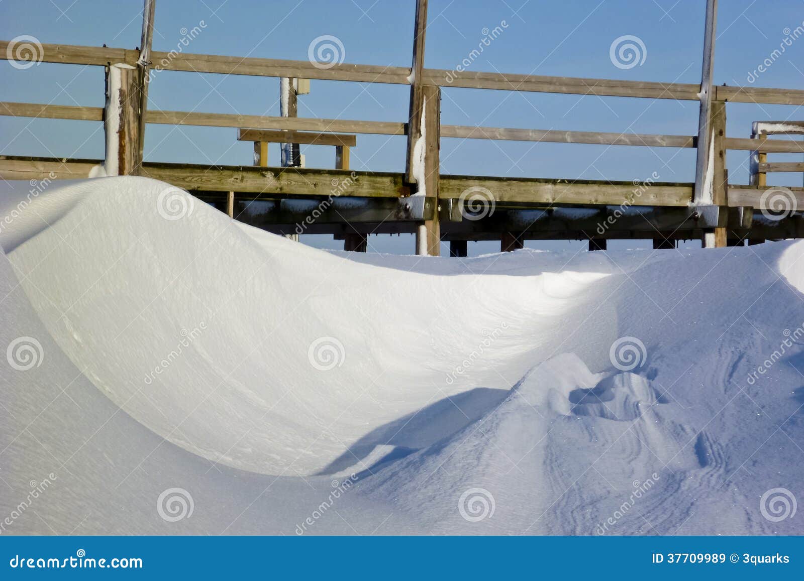 Snowbank image stock. Image du temps, glacé, neigeux - 37709989