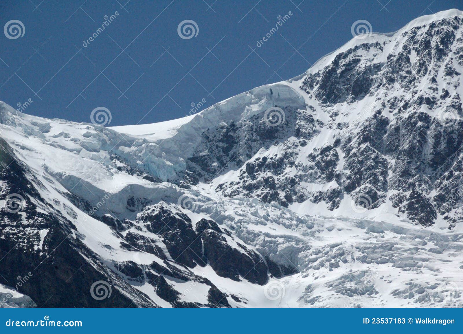 Snowberg image stock. Image du porcelaine, mystérieux - 23537183